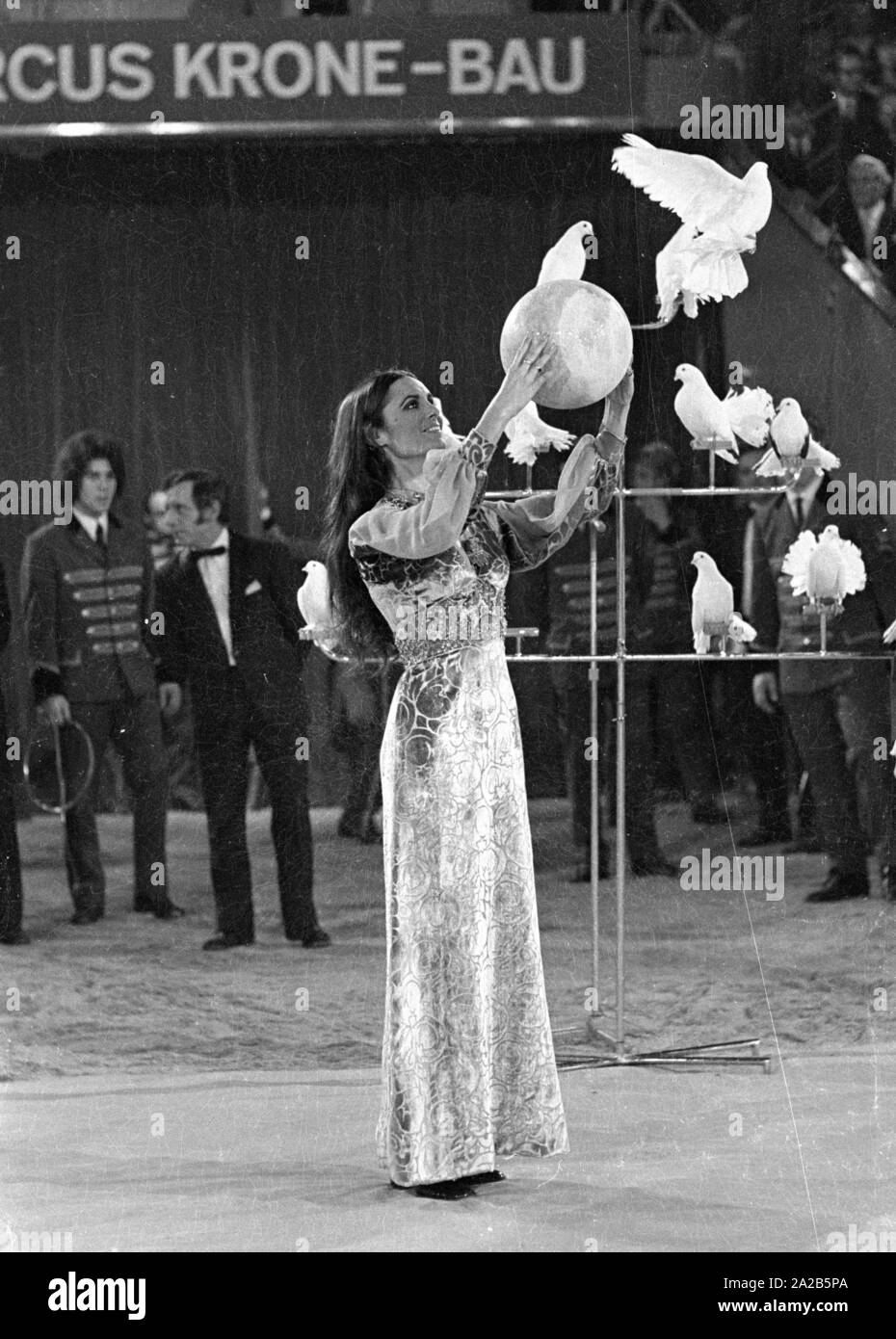 Schauspielerin und Sängerin Daliah Lavi führt in einem Tier Show mit ...