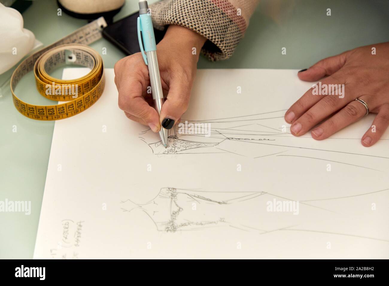 Dresser fashion -Fotos und -Bildmaterial in hoher Auflösung – Alamy