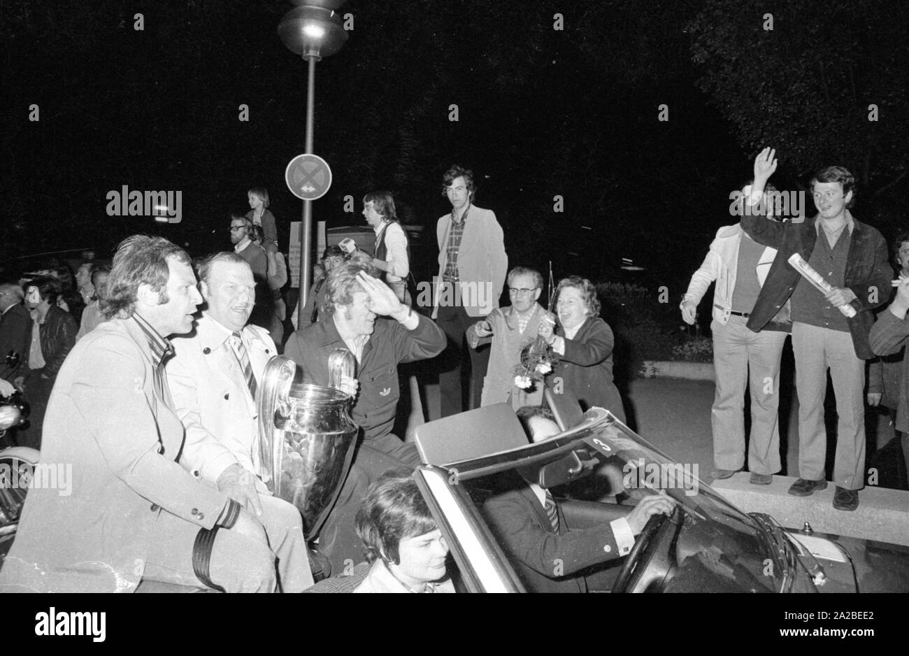 Die Spieler Franz Roth (l.) und Georg Schwarzenbeck (r.) bei der Feier ...