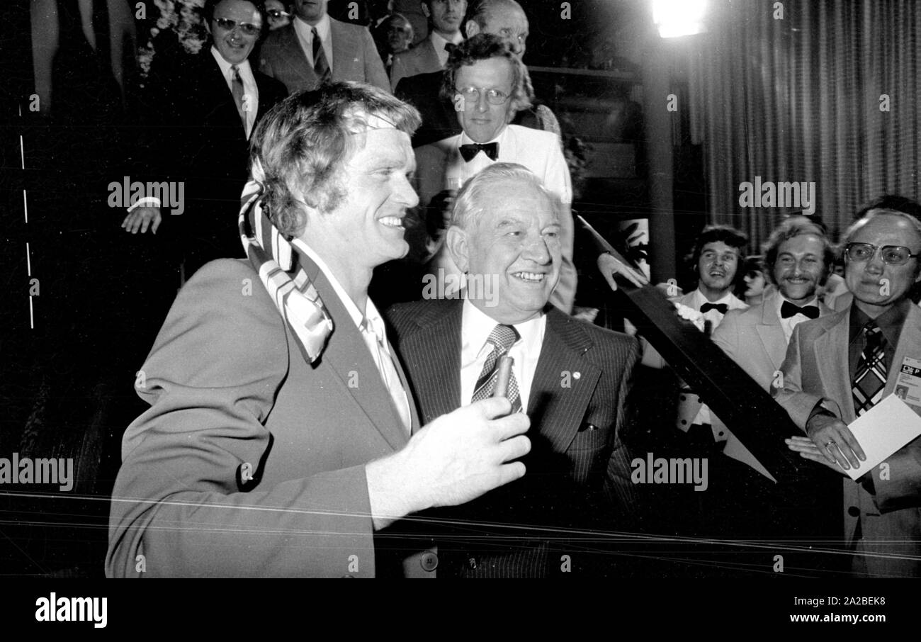 Torwart Sepp Maier (li.) und der Bayerische Ministerpräsident Alfons ...