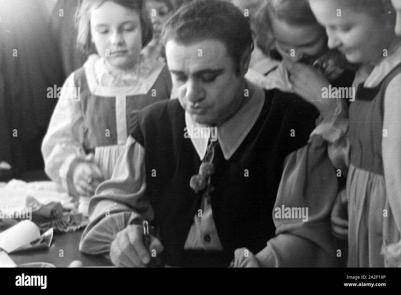 Ein Opernsänger gibt Autogram im Opernhaus in Rom; / 1940er Jahre. Eine ...