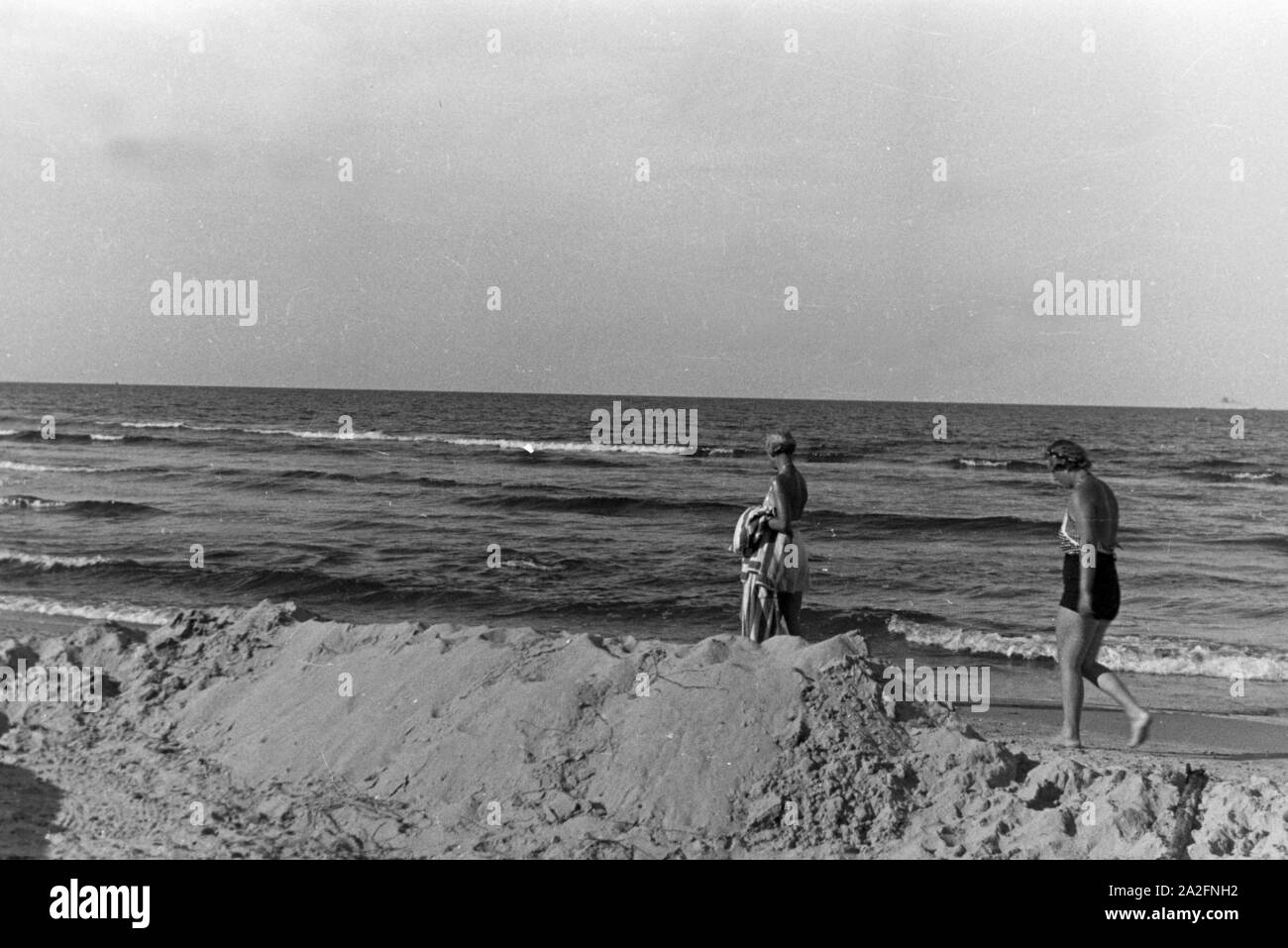 Urlauberinnen am strand an der ostsee -Fotos und -Bildmaterial in hoher ...