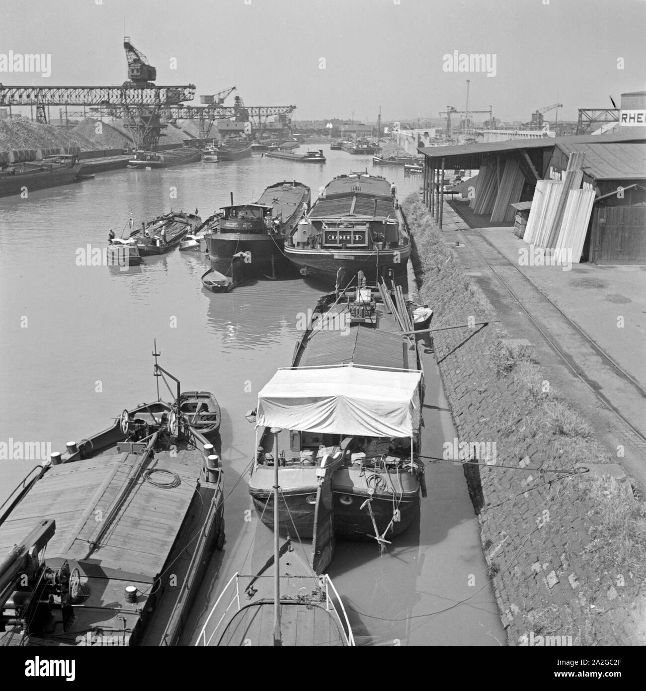Schiffe im Hafen von Dortmund, Deutschland 1930er Jahre. Schiffe im ... Schiffe im Hafen von Dortmund, Deutschland 1930er Jahre. Schiffe im ...
