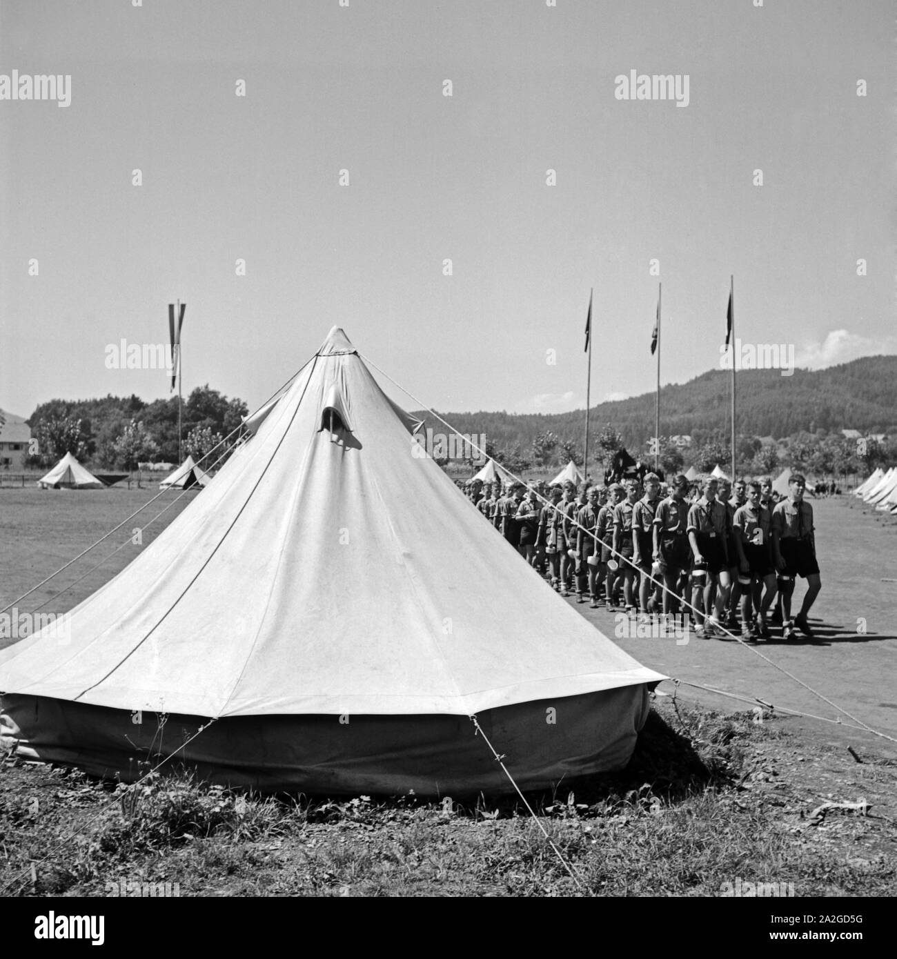 Ein zug hitlerjungen marschiert durch das hitlerjugend lager ...