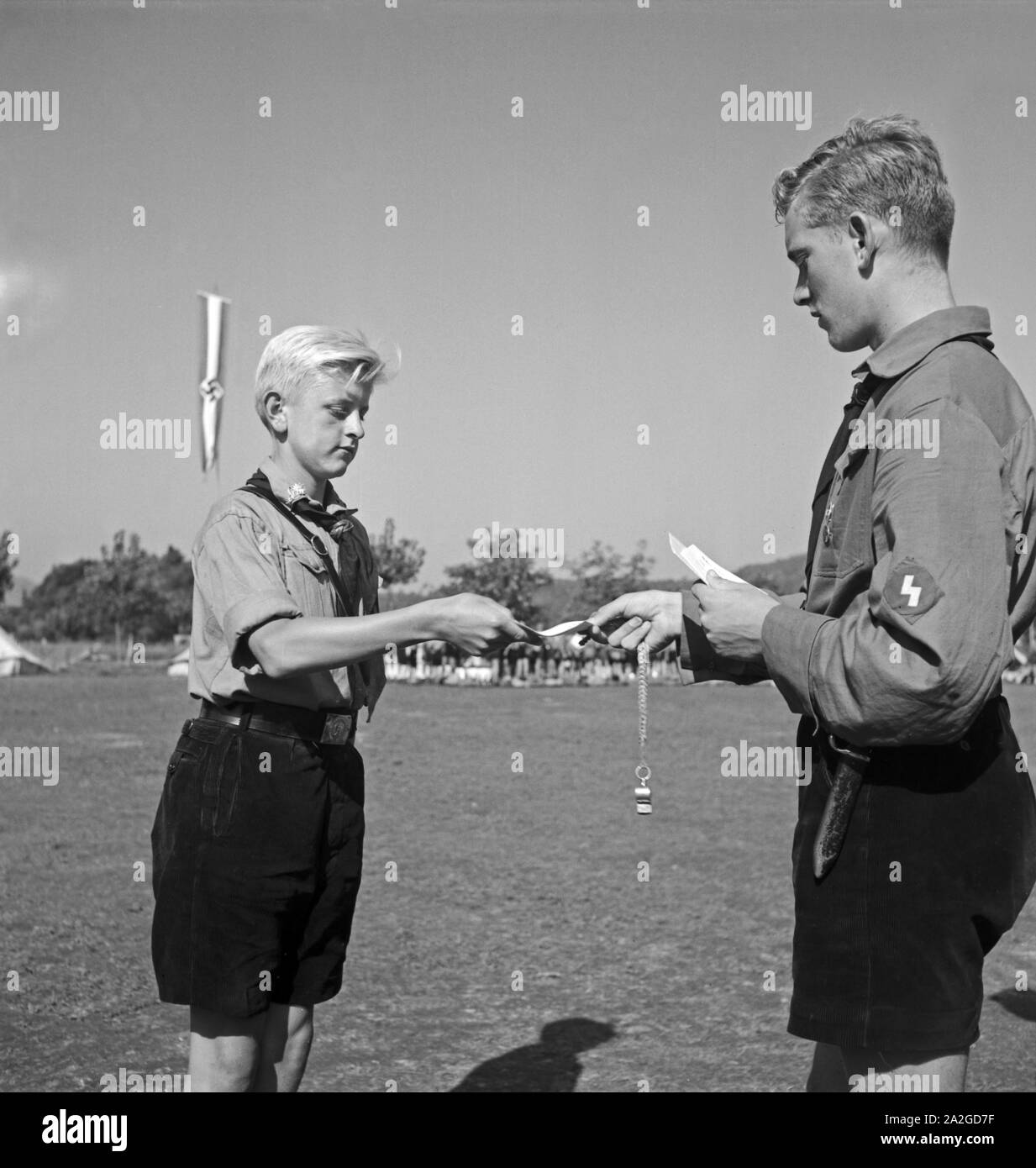 Ein Pimpf Hut sterben Pimpfenprobe Bestanden Und Erhält Sein DJ ...