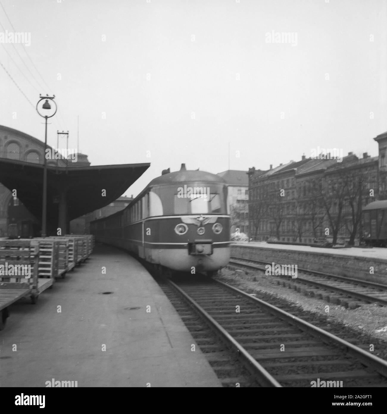 Schnellzüge der Deutschen Reichsbahn Mit Dem Deutschen Hoheitszeichen ...