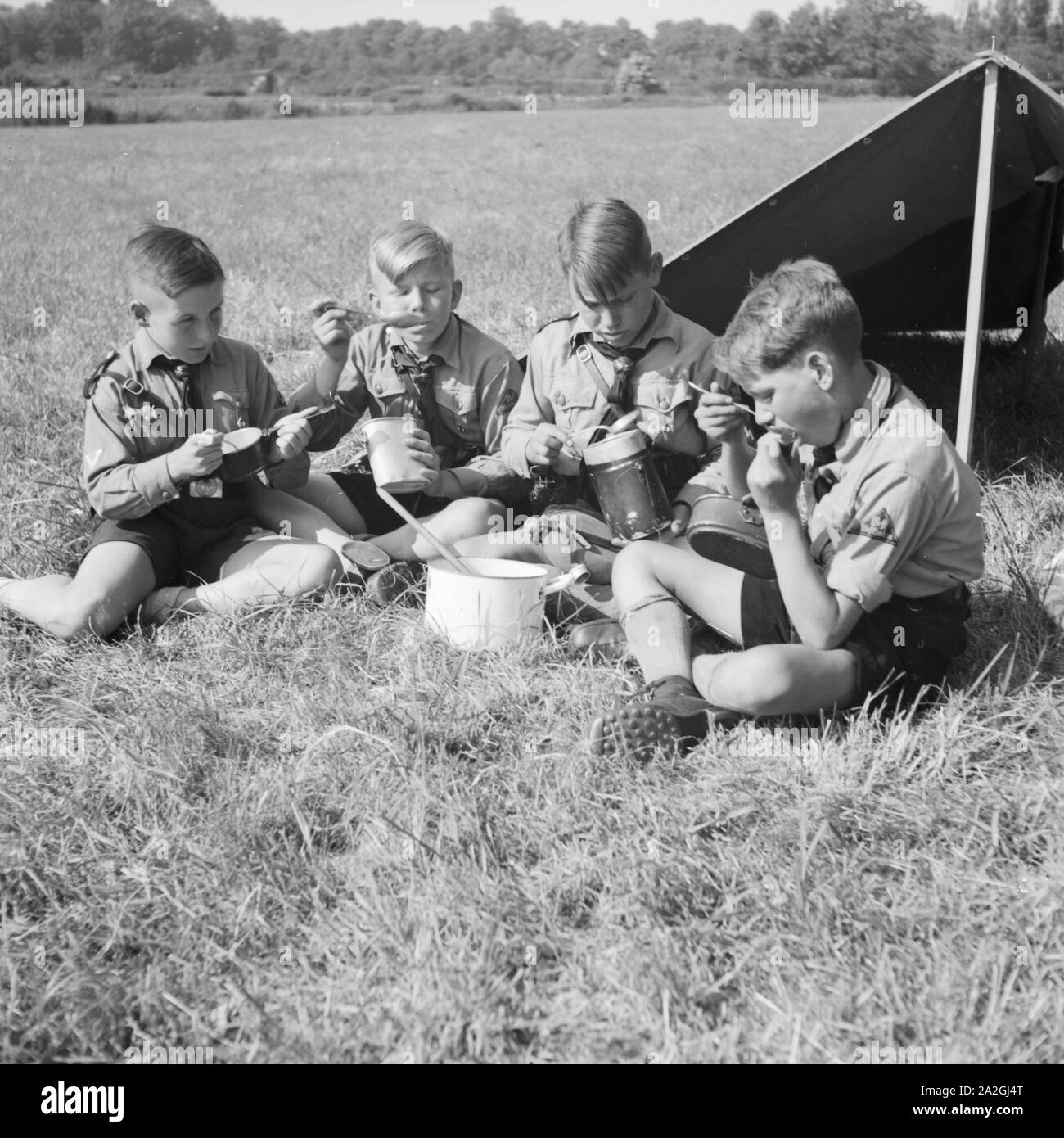 Deutschland 1930er jahre hitlerjugend beim mittagessen -Fotos und ...