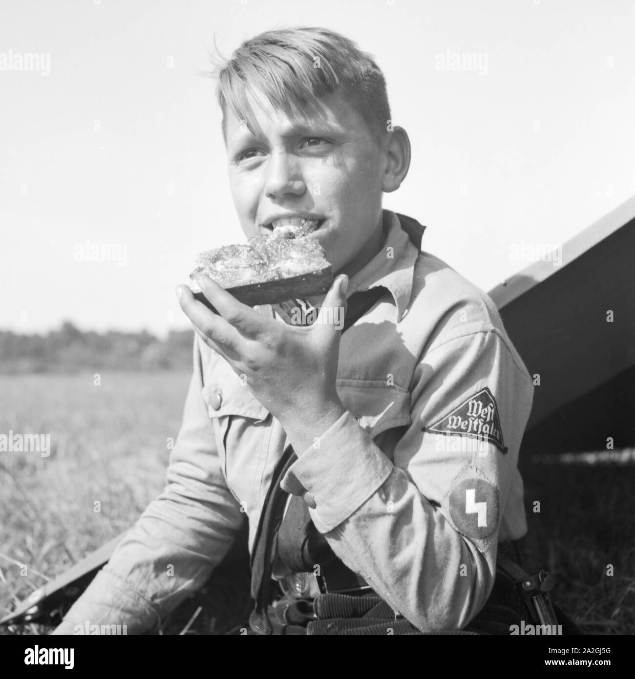Hitlerjunge im Zeltlager beim Essen, Deutschland 30er Jahre. Die ...