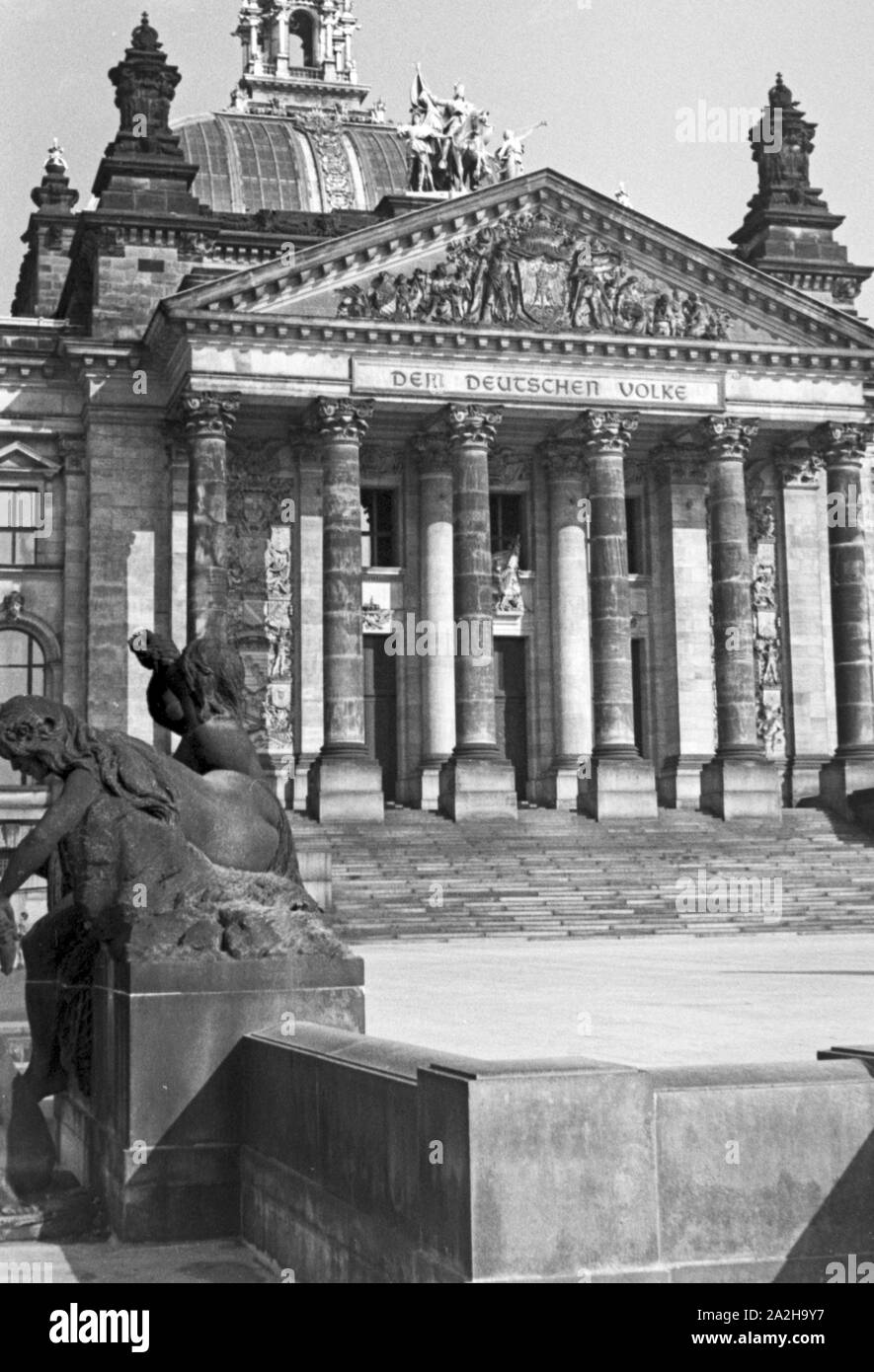 Unterwegs am Reichstag in der Reichshauptstadt Berlin, Deutschland 1930er Jahre. In der ...