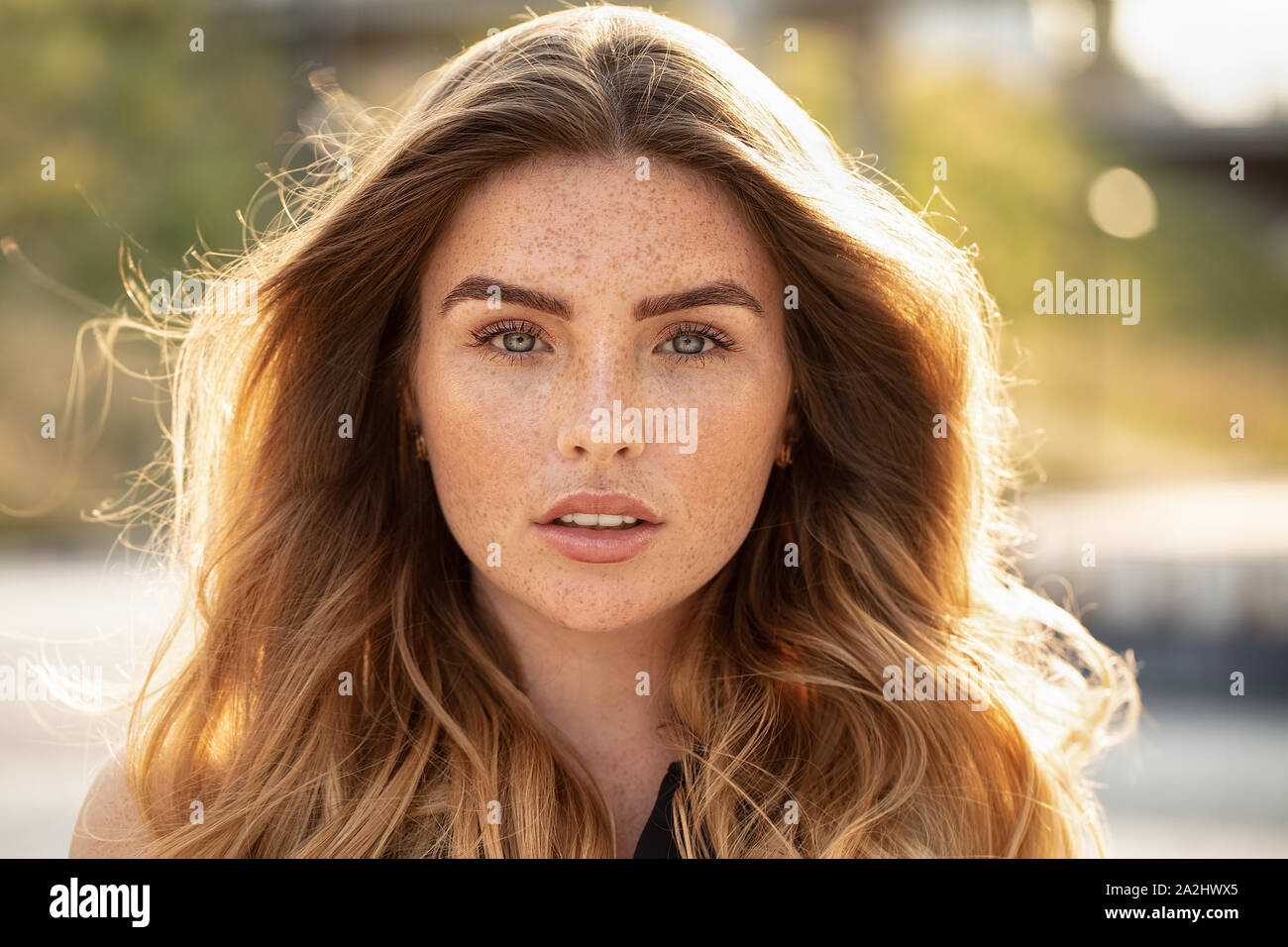 Beautiful young woman -Fotos und -Bildmaterial in hoher Auflösung – Alamy
