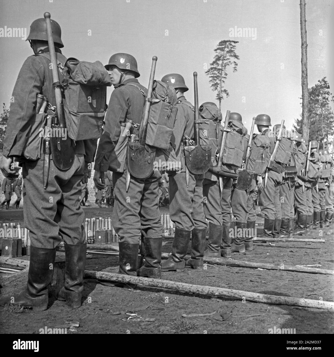 Original-Bildunterschrift: Pionier Stoßtrupp mit Sturmgepäck ...