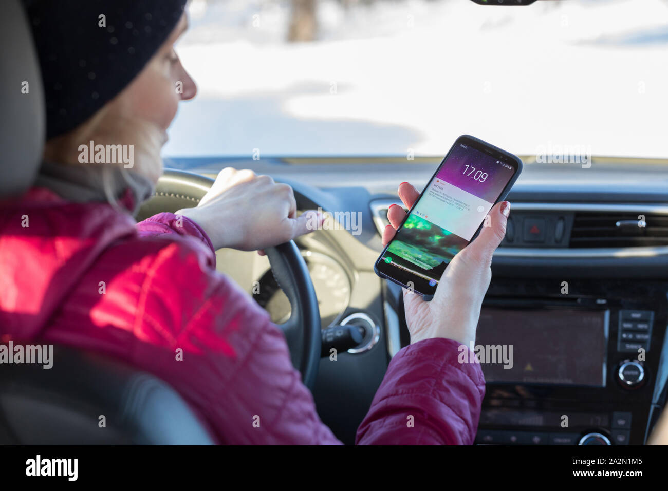 Junge frau im auto handy -Fotos und -Bildmaterial in hoher Auflösung ...