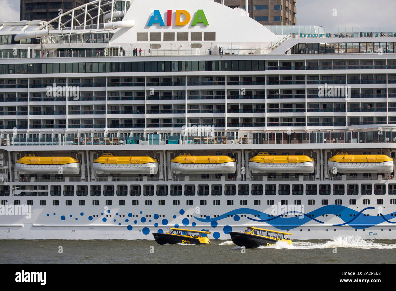 Kreuzfahrtschiff "Aida Perla' am Cruise Terminal in Rotterdam ...