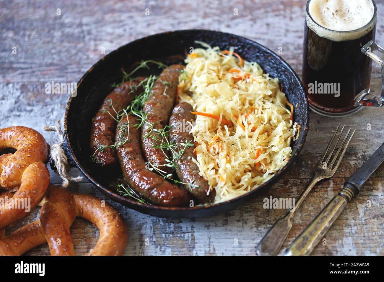 Oktoberfest essen. Bayerische Wurst und Sauerkraut in der Pfanne ...