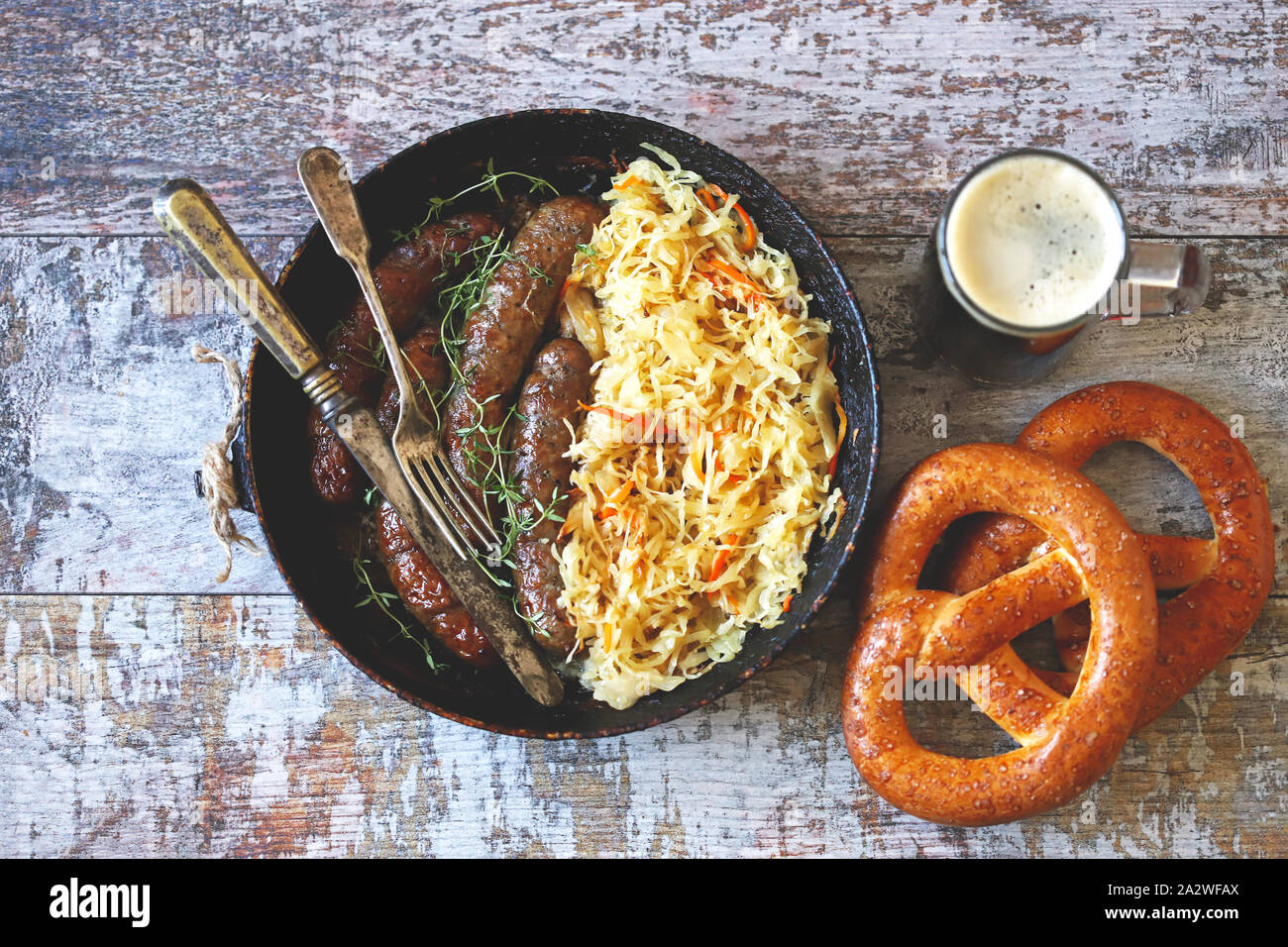 Bayerische wurst brezel deutsches essen -Fotos und -Bildmaterial in ...