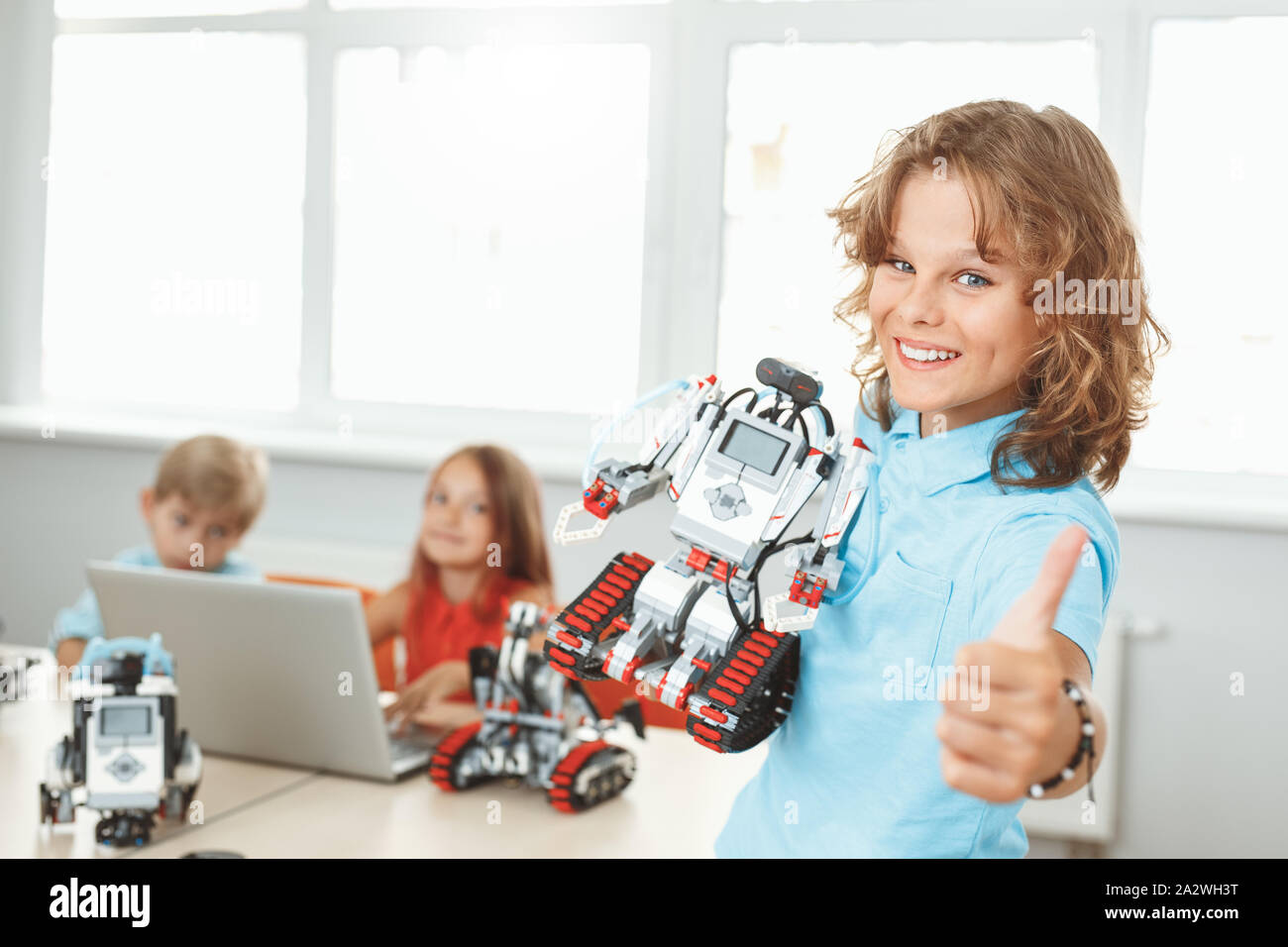 Robotik. Kinder in der Klasse Mädchen mit Roboter close-up Daumen hoch ...