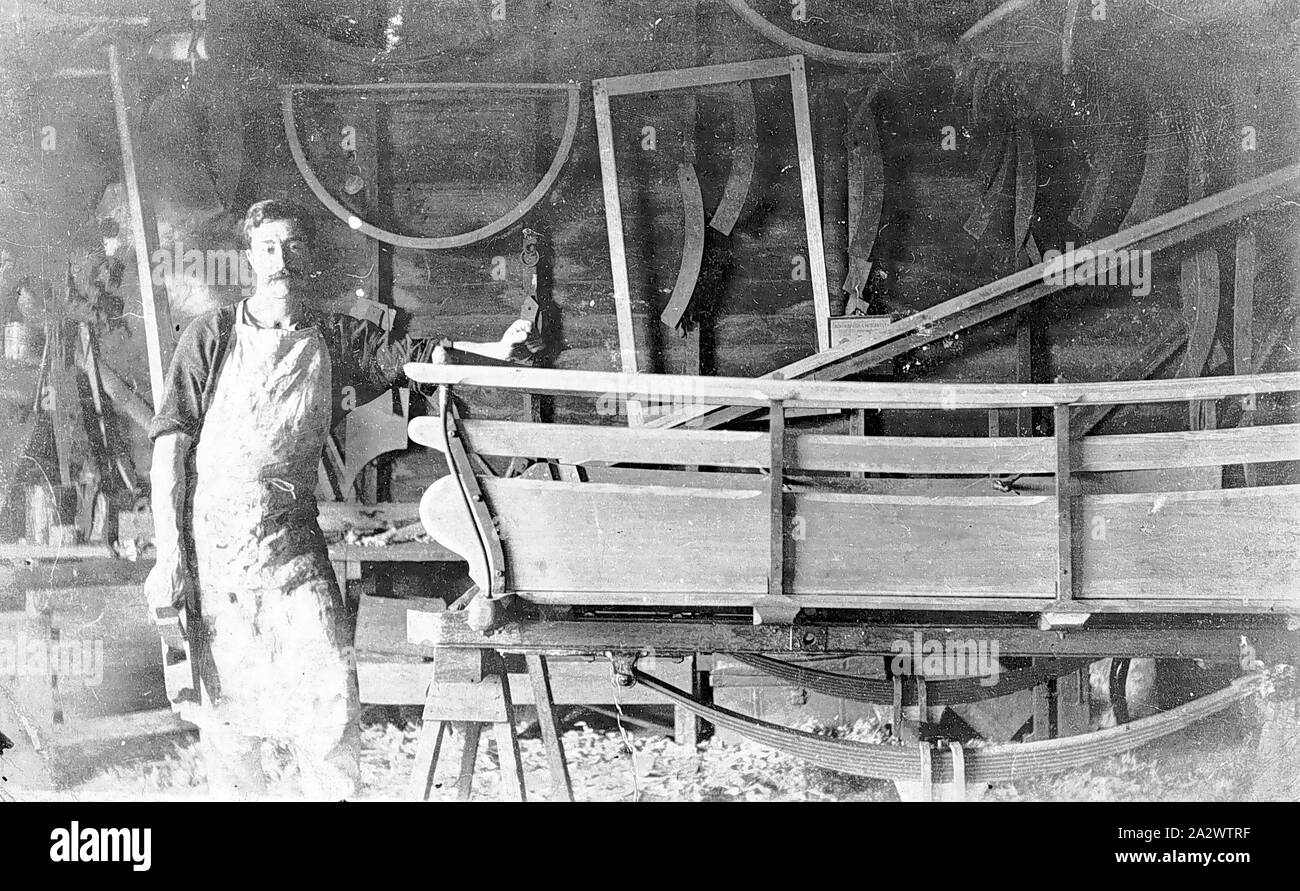 Negative - Meredith, Victoria, vor 1910, ein Mann mit einem Schlitten ...