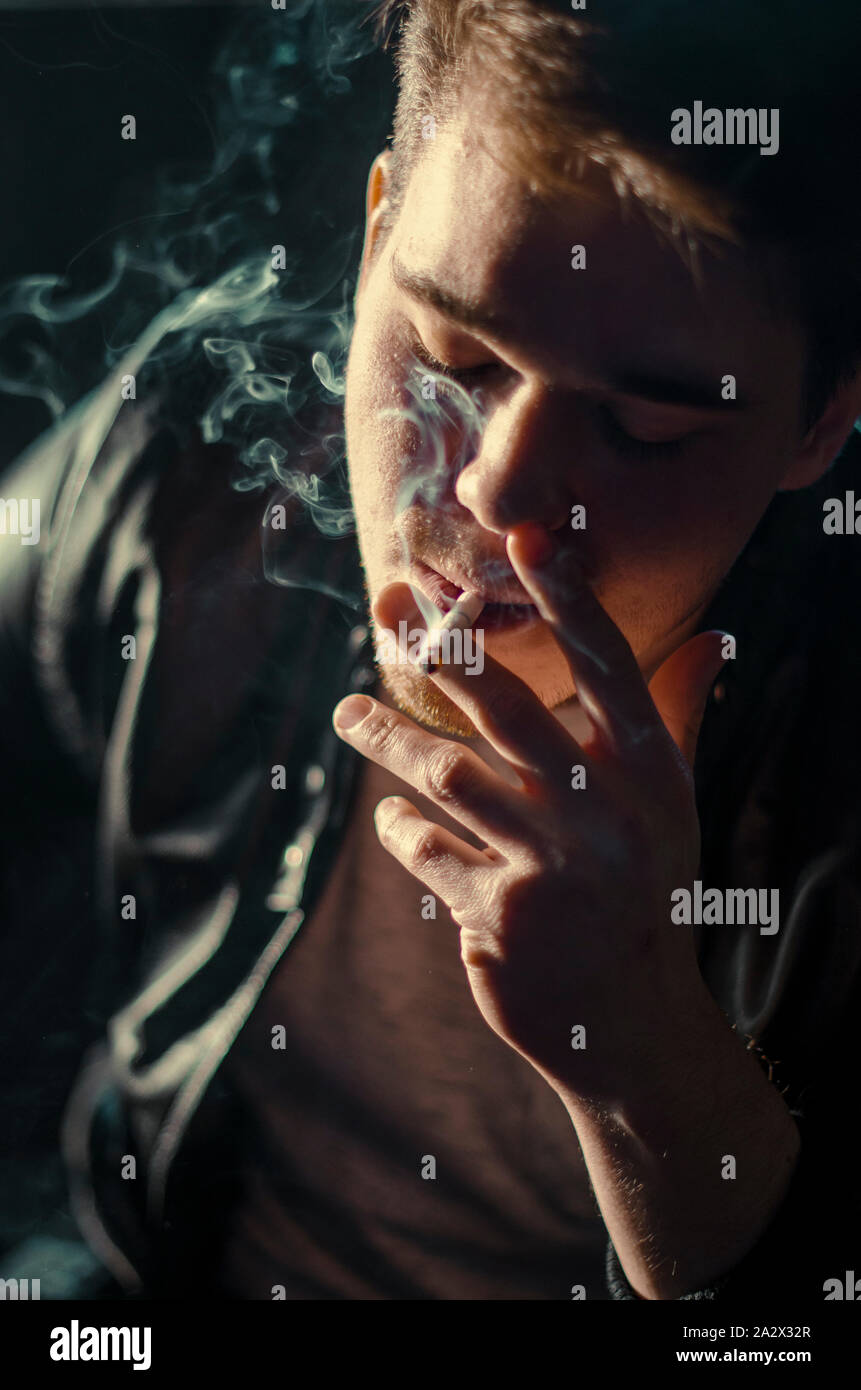 Cool guy smoking -Fotos und -Bildmaterial in hoher Auflösung – Alamy