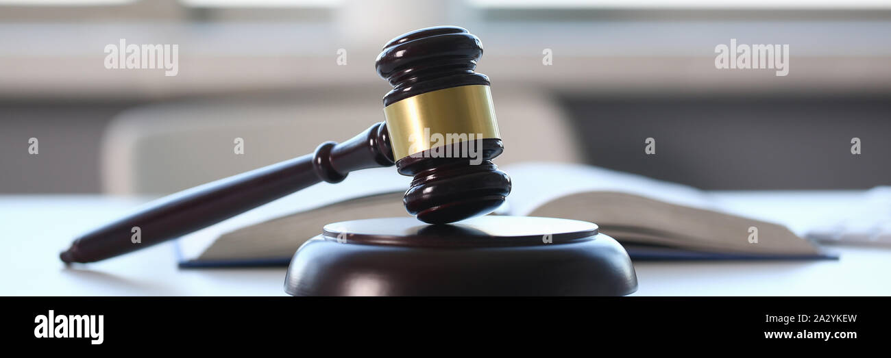 Der Richter hammer liegt auf Tabelle in Stockfotografie - Alamy