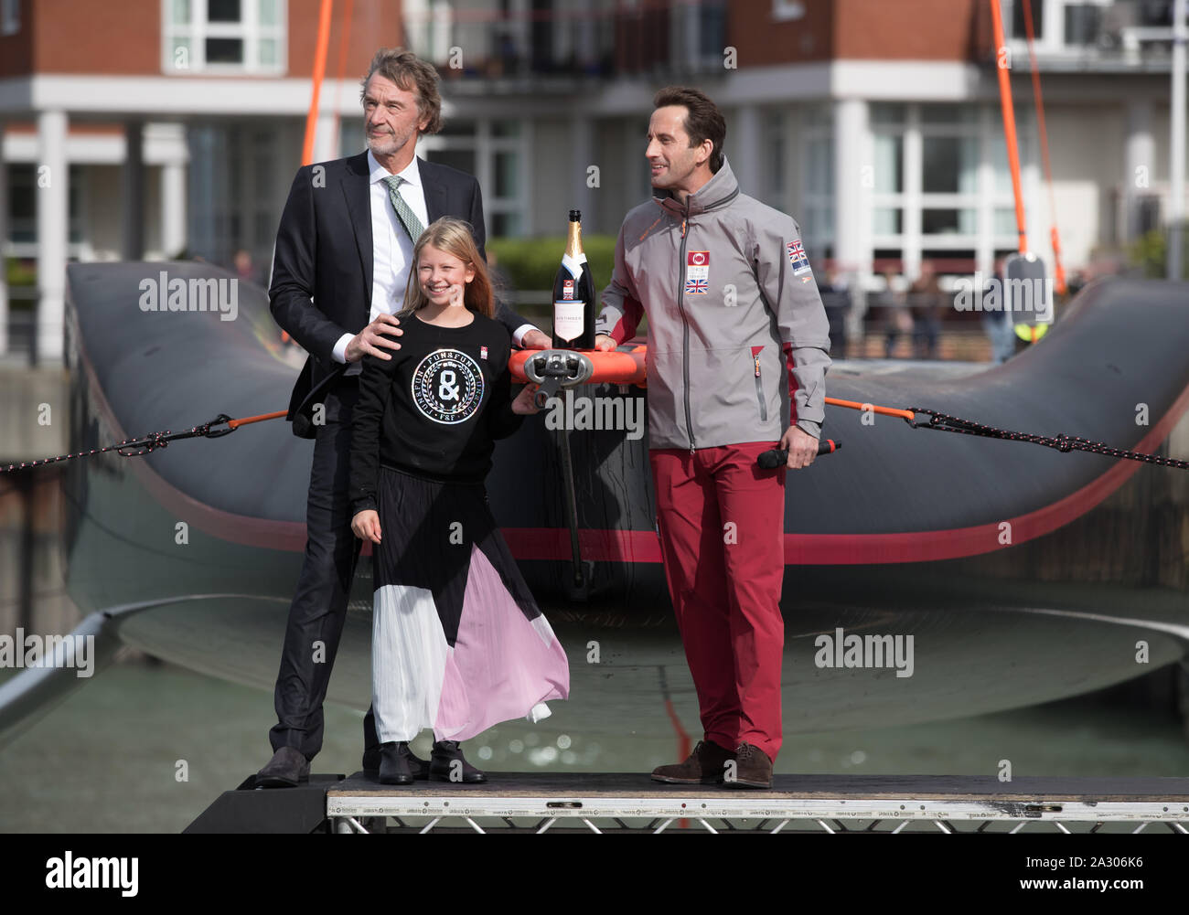 Sir Jim Ratcliffe (links), seine Tochter Julia und Sir Ben Ainslie ... Sir Jim Ratcliffe (links), seine Tochter Julia und Sir Ben Ainslie ...