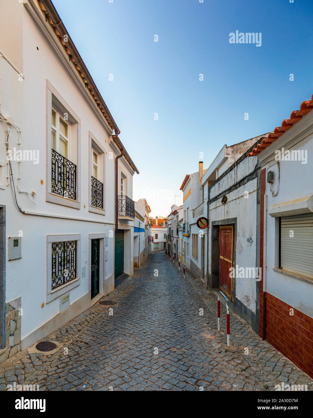 Straße in der Altstadt im Zentrum von Lagos, Algarve, Portugal. Gasse ...