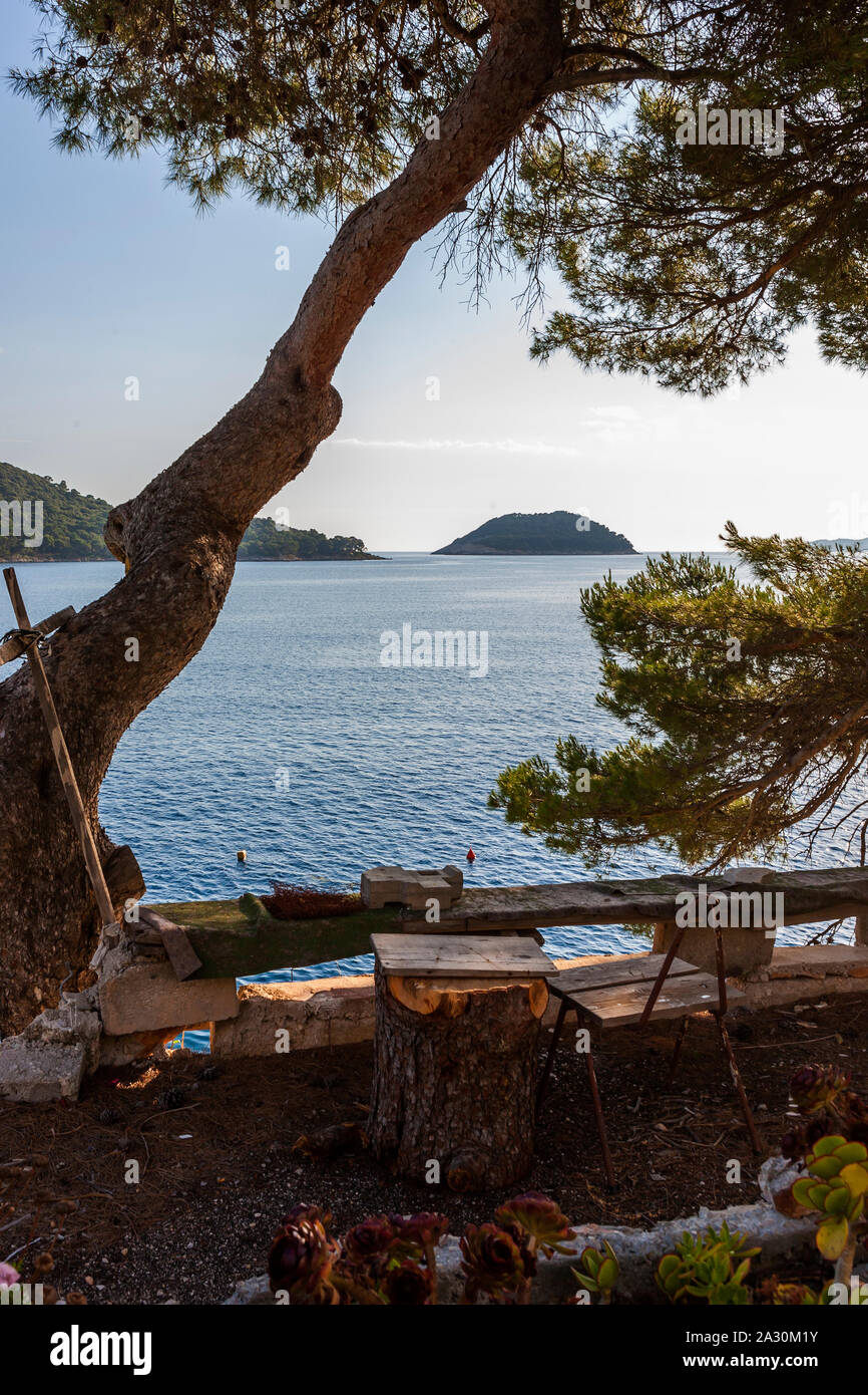 Eine rustikale Bank am Ufer des Velji Lago, Lastovo, Dubrovnik-Neretva ...