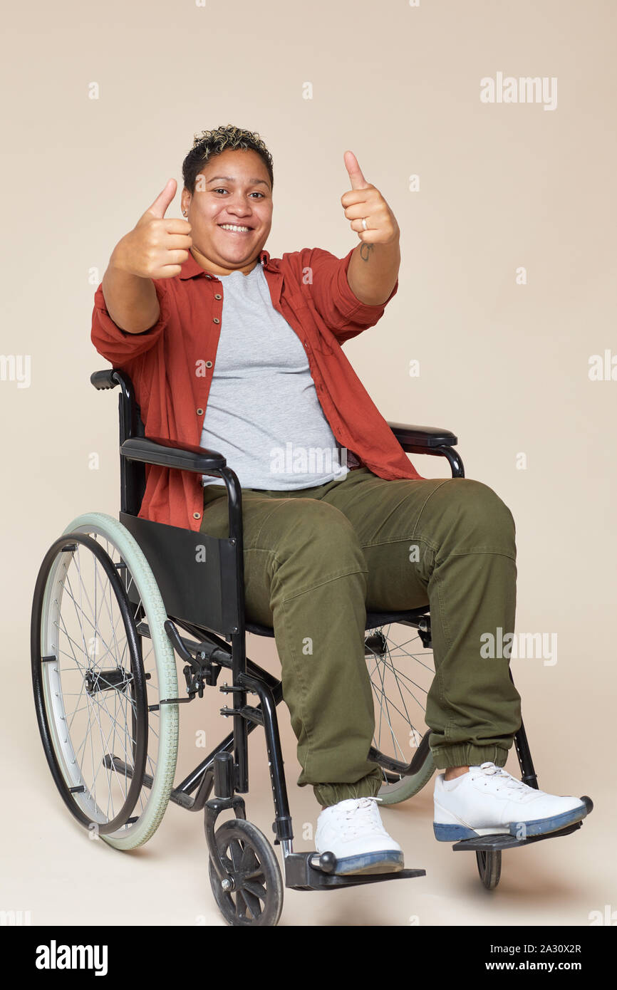 Portrait der Afrikanischen glücklich behinderte Frau sitzt im Rollstuhl ...