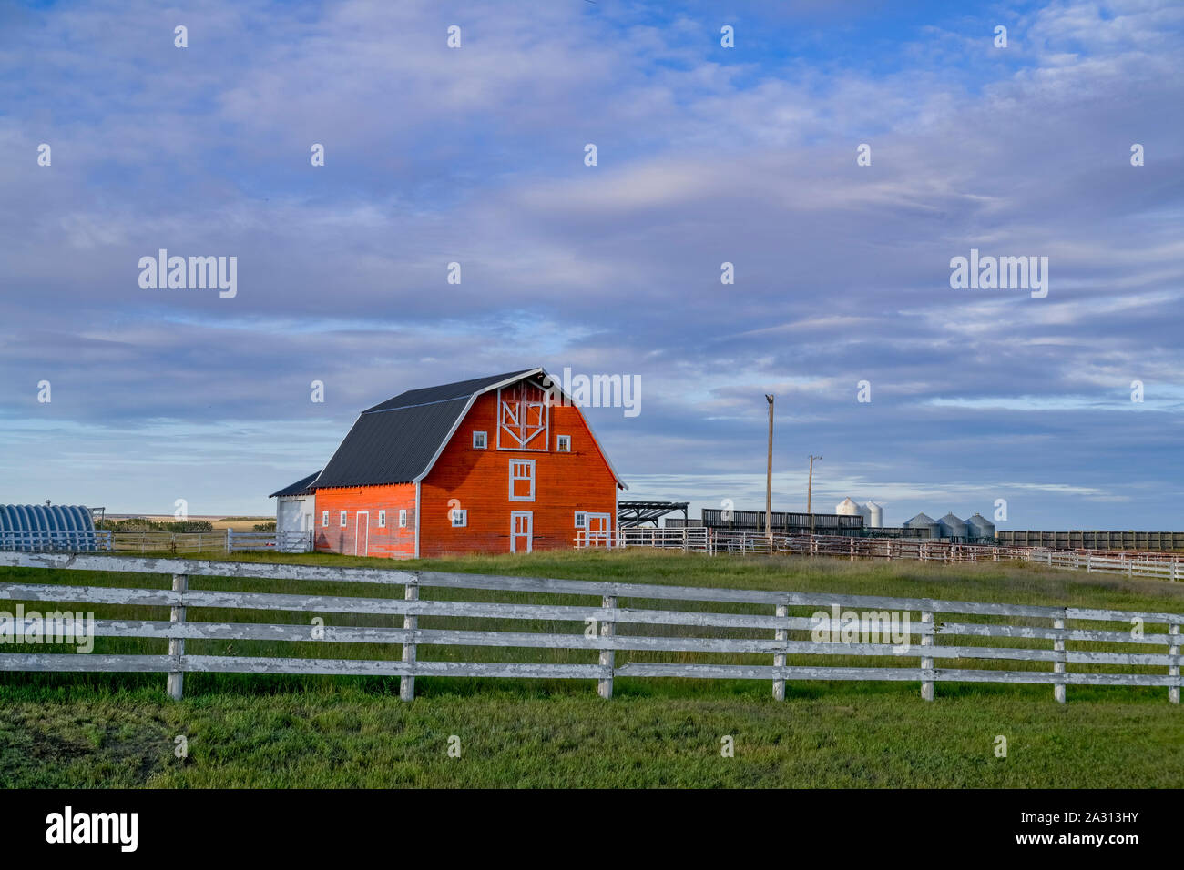 Farm canada red barn -Fotos und -Bildmaterial in hoher Auflösung – Alamy