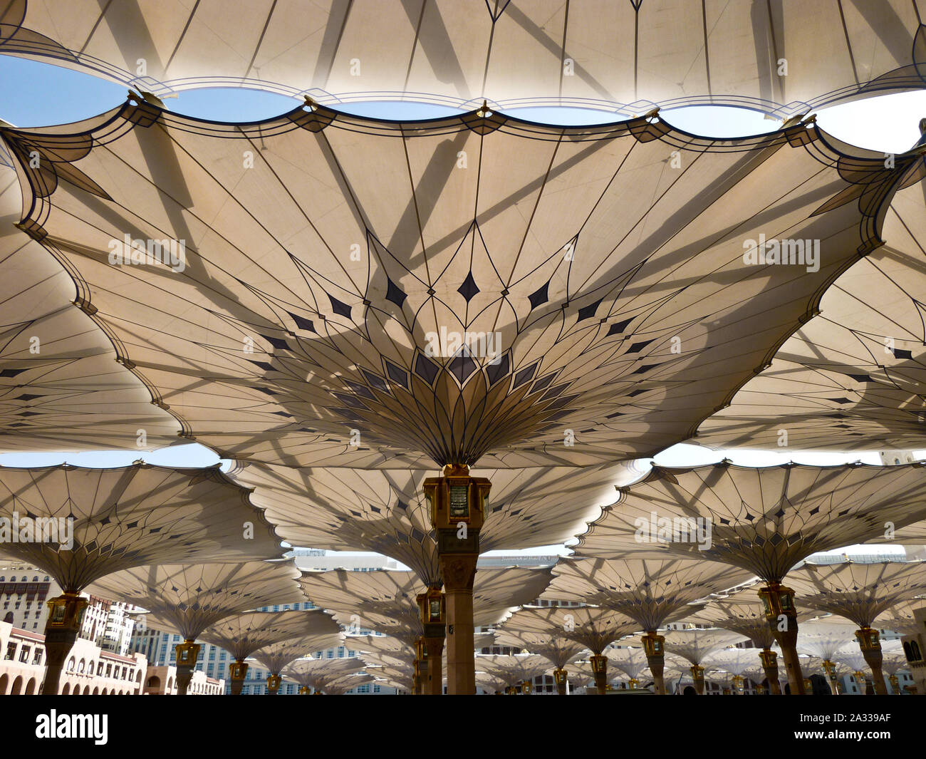 Große Dach der Moschee des Propheten compound weit unter der Sonne ...