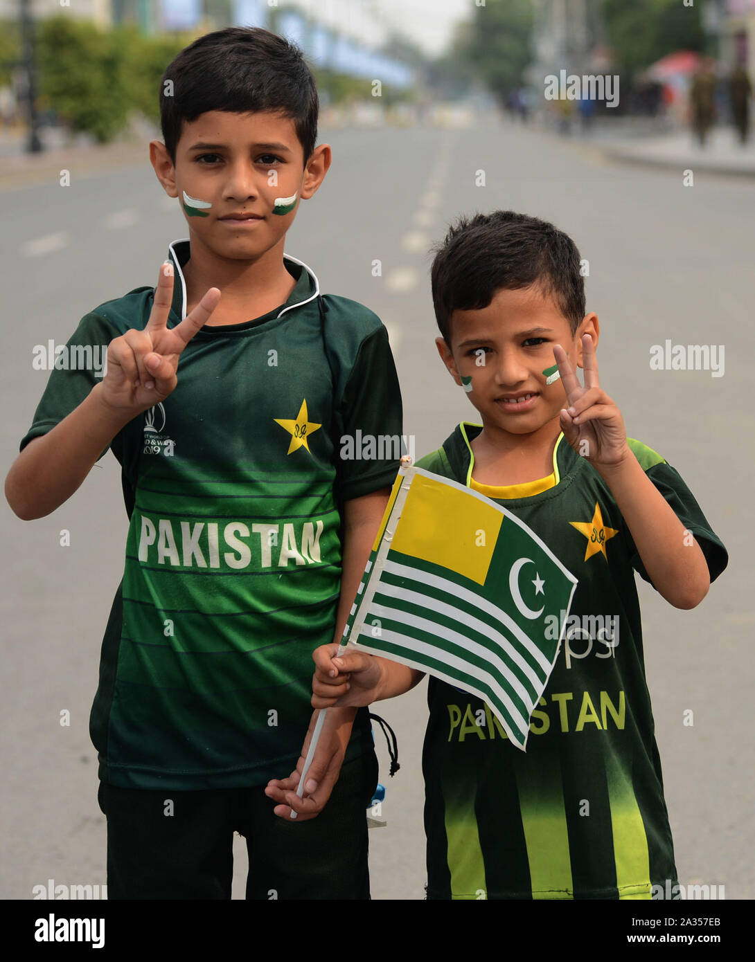 Lahore, Pakistan. 05 Okt, 2019. Pakistanische Cricket Liebhaber nehmen ...