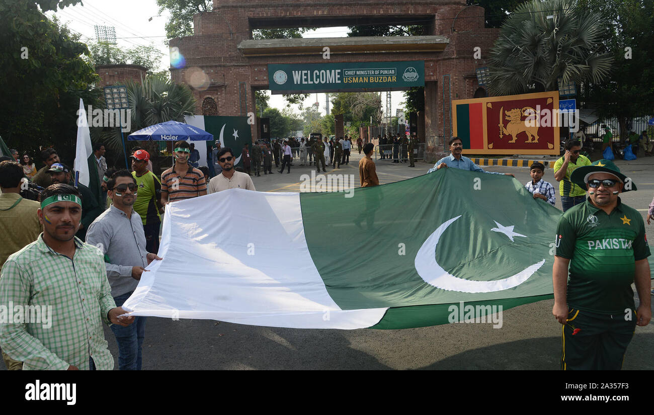 Lahore, Pakistan. 05 Okt, 2019. Pakistanische Cricket Liebhaber nehmen ...