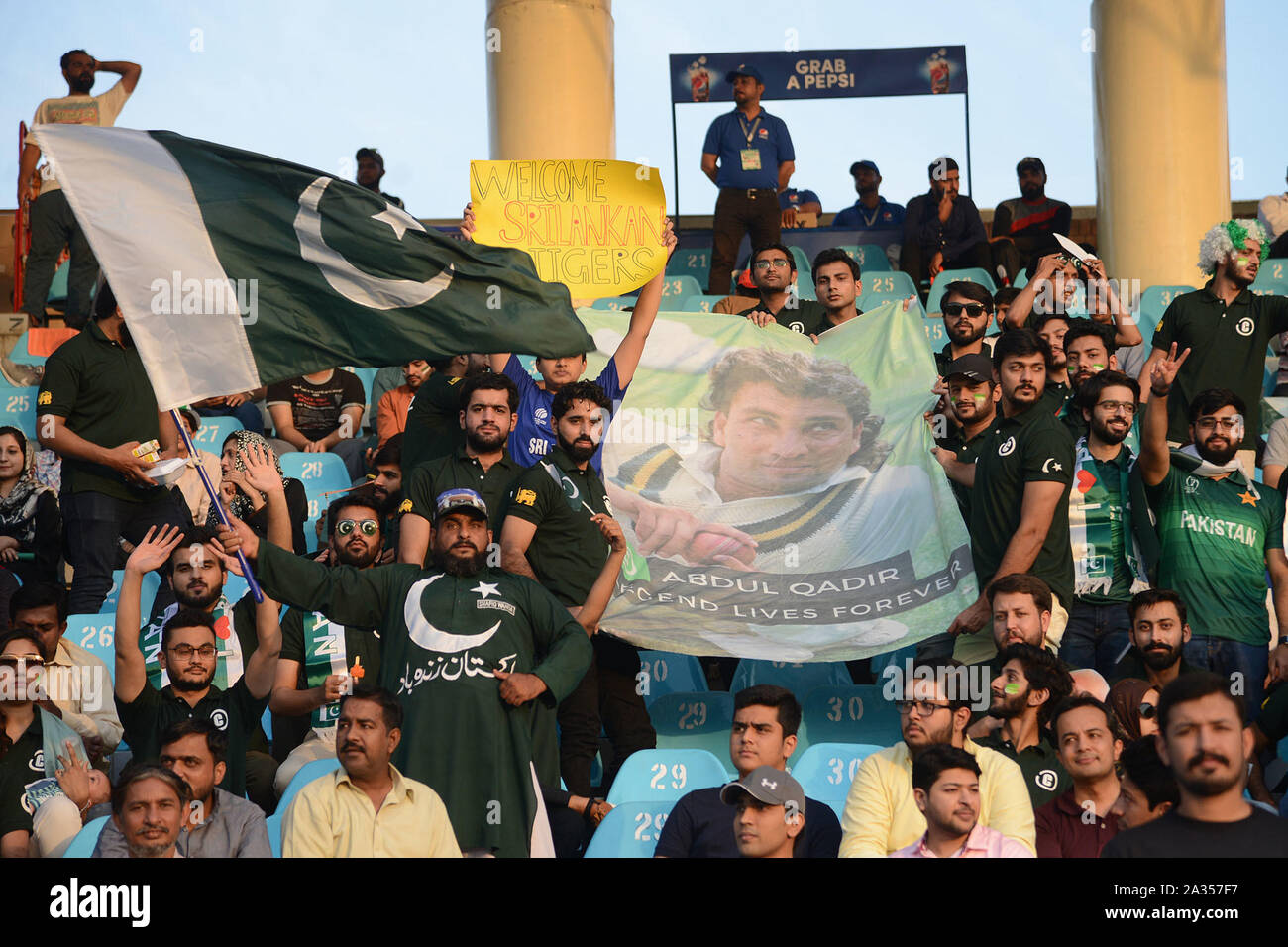 Lahore, Pakistan. 05 Okt, 2019. Pakistanische Cricket Liebhaber nehmen ...