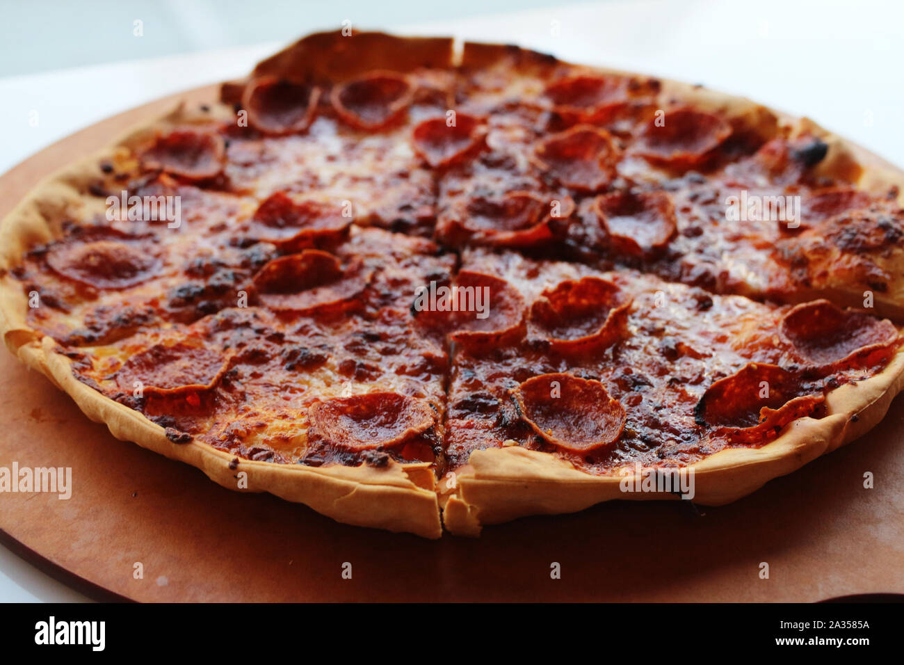 Thin crust pepperoni pizza -Fotos und -Bildmaterial in hoher Auflösung – Alamy