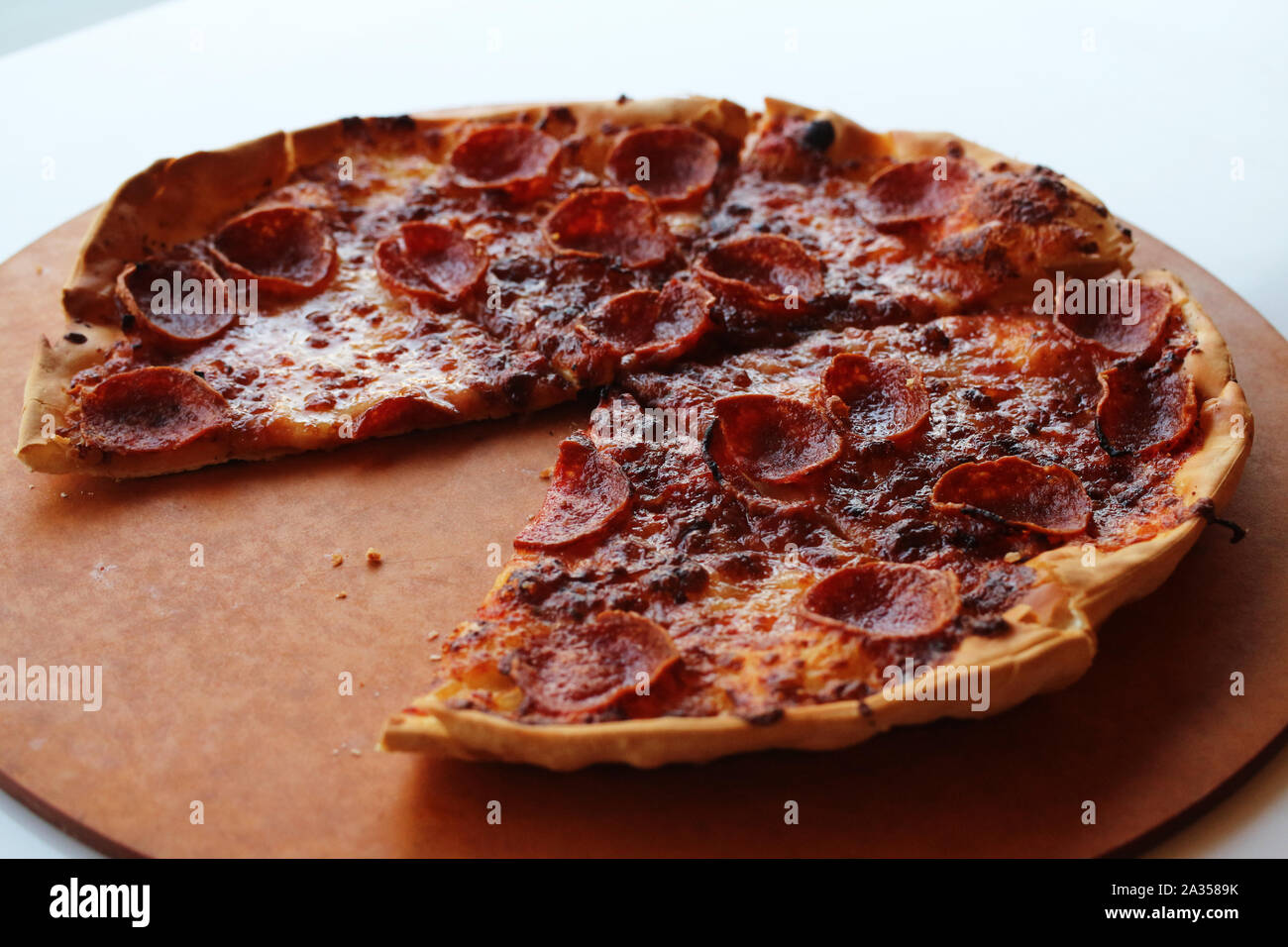 Thin crust pepperoni pizza -Fotos und -Bildmaterial in hoher Auflösung – Alamy