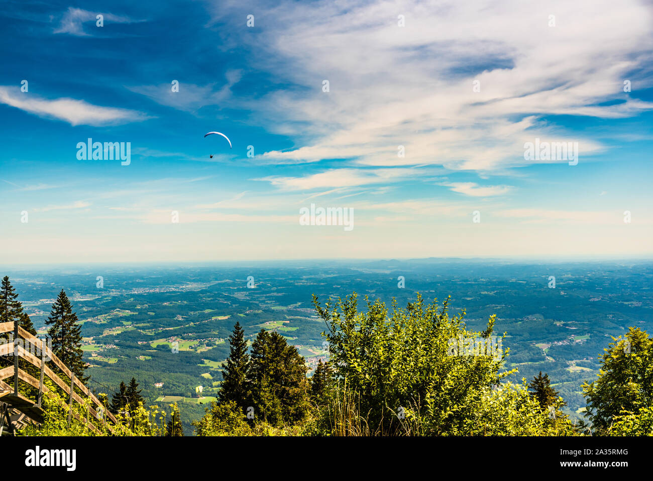 Blick von Shockl Berg in Graz. Touristen vor Ort in Graz in der ...
