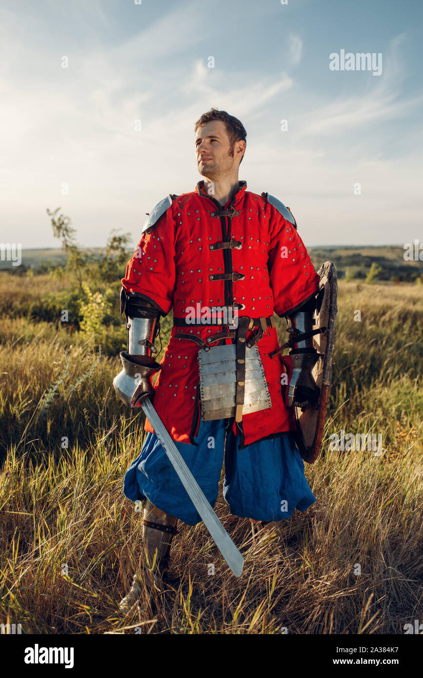 Mittelalterlicher ritter mit schwert -Fotos und -Bildmaterial in hoher ...