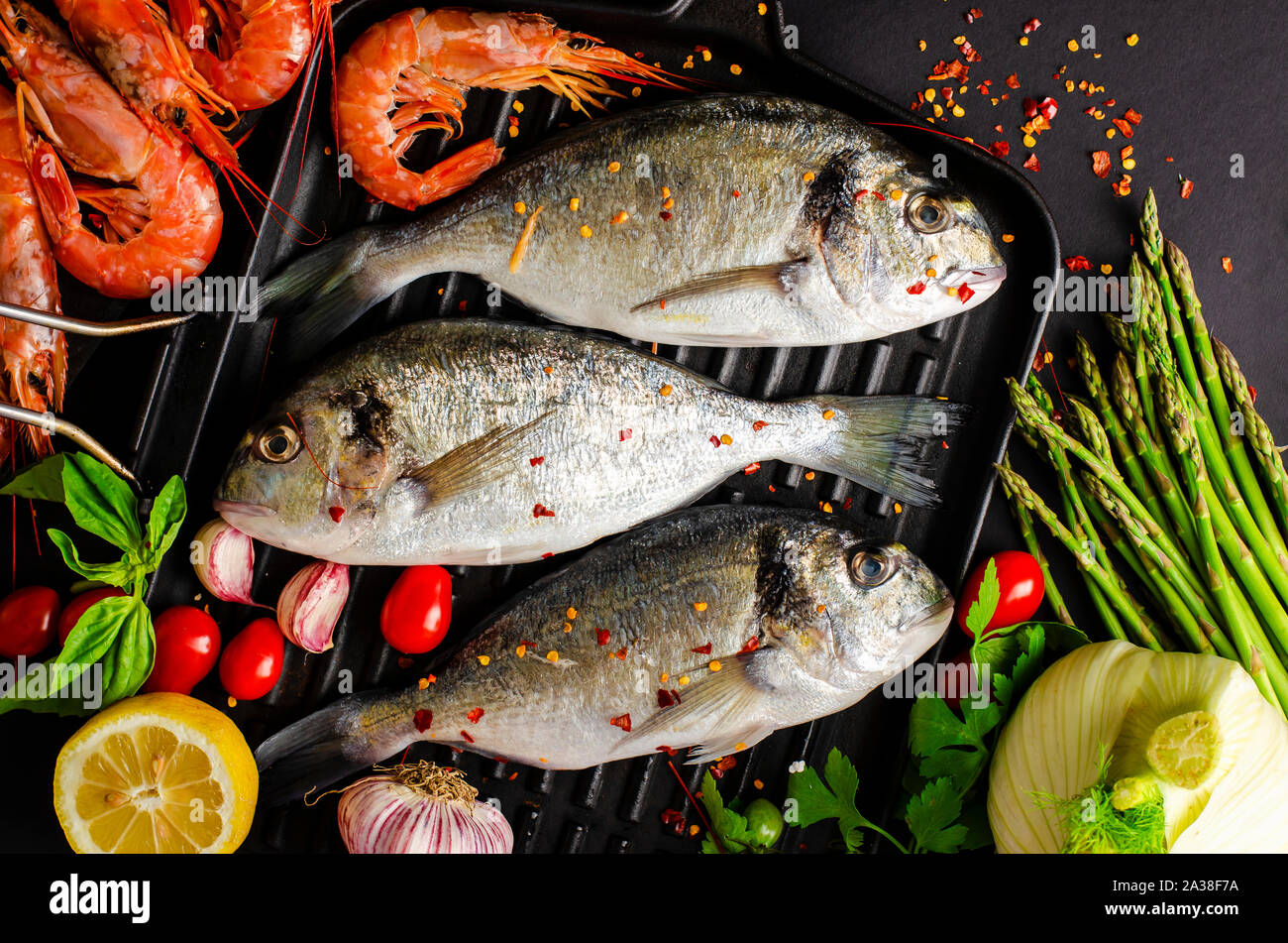 Fisch Auf Dem Grill Kochen Stockfotos und -bilder Kaufen - Alamy