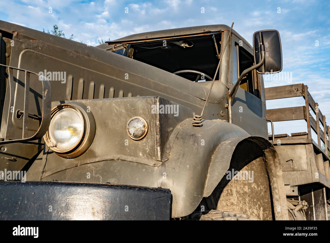 Sowjetischer schwerer LKW Kraz-255 6x6. Militärfahrzeuge Rallye ...