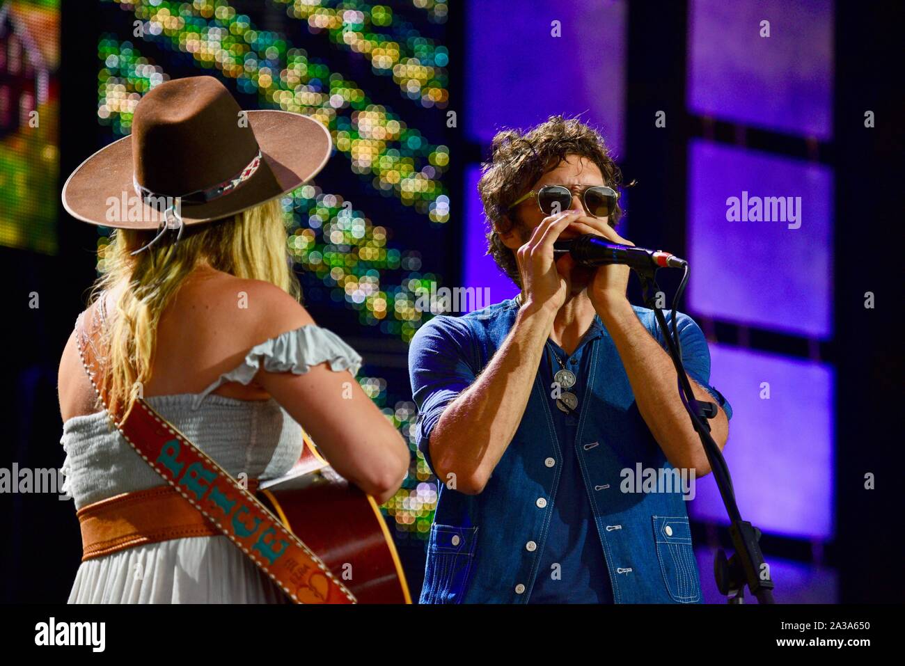 Female country music singer -Fotos und -Bildmaterial in hoher Auflösung ...