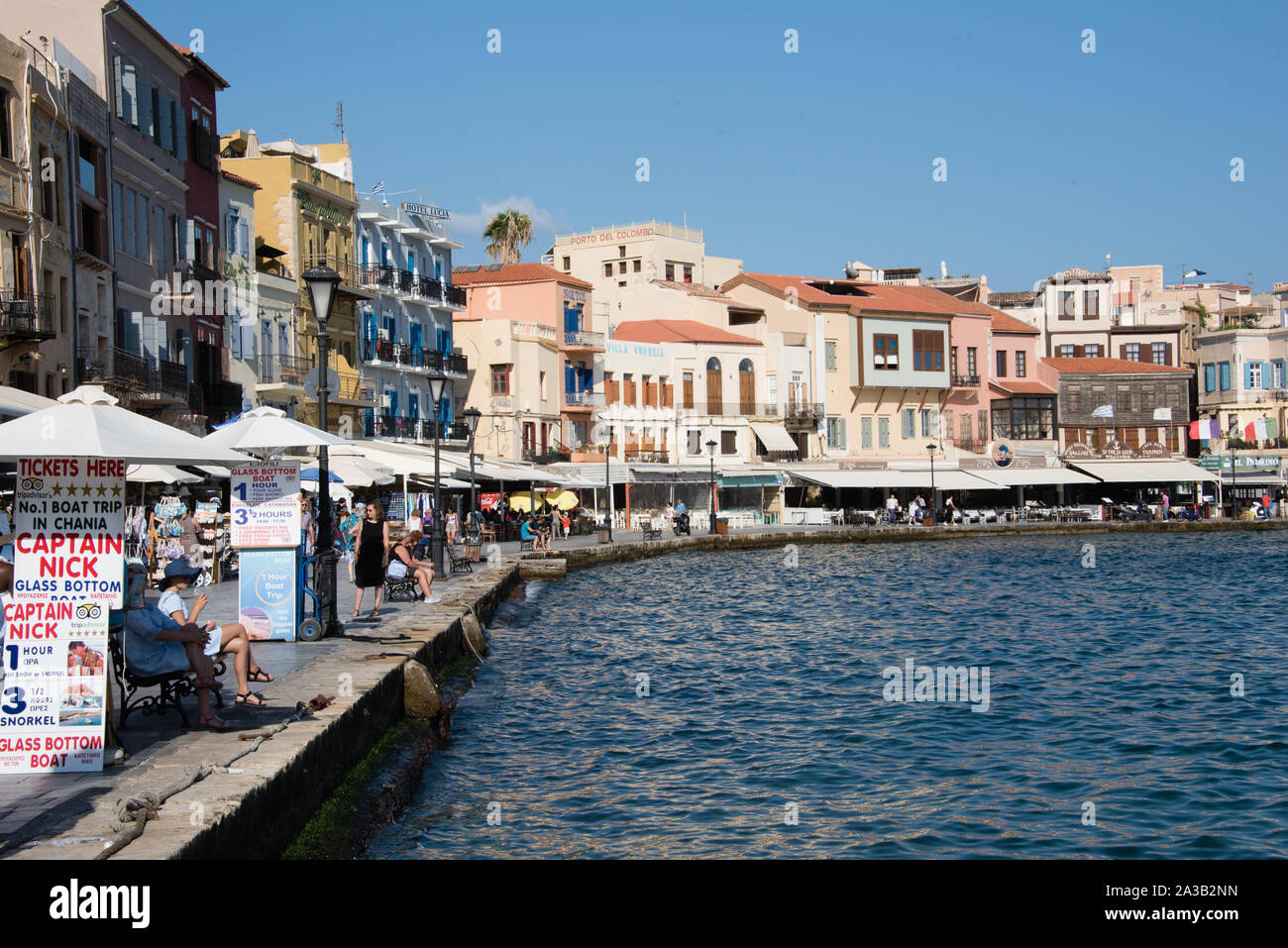 Die Altstadt von Xania zieht viele Touristen zu den Geschäften und ...