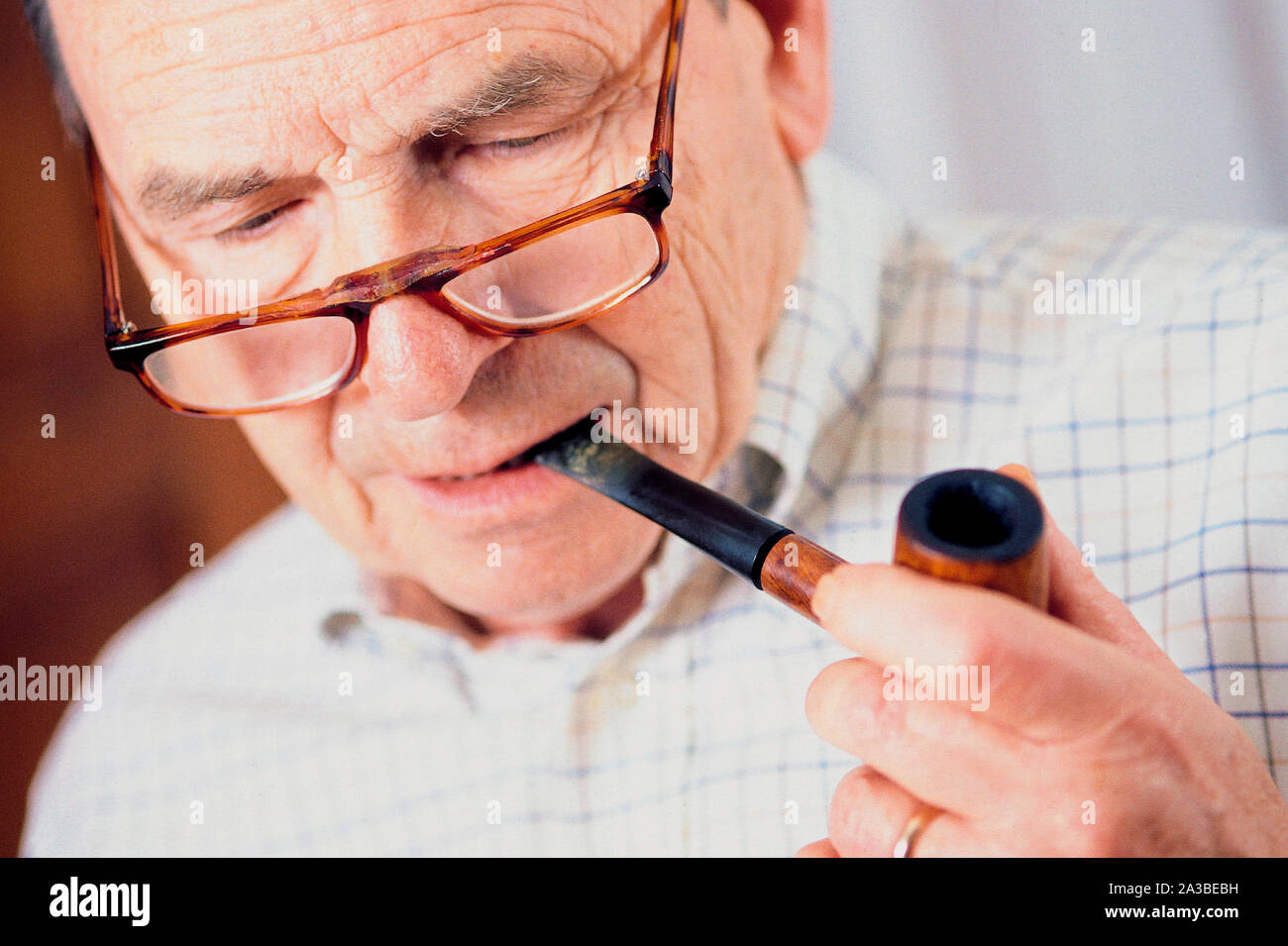 Senioren pfeife rauchen -Fotos und -Bildmaterial in hoher Auflösung – Alamy