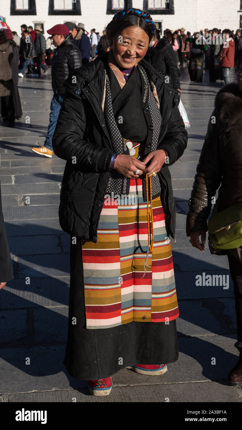Tibetan Woman Smiling Lhasa Stockfotos und -bilder Kaufen - Alamy