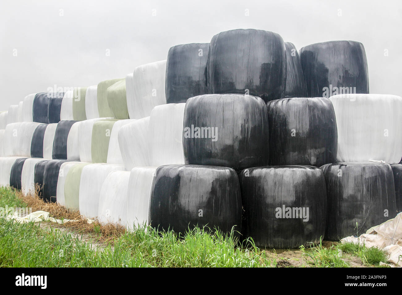 Silo bale -Fotos und -Bildmaterial in hoher Auflösung – Alamy