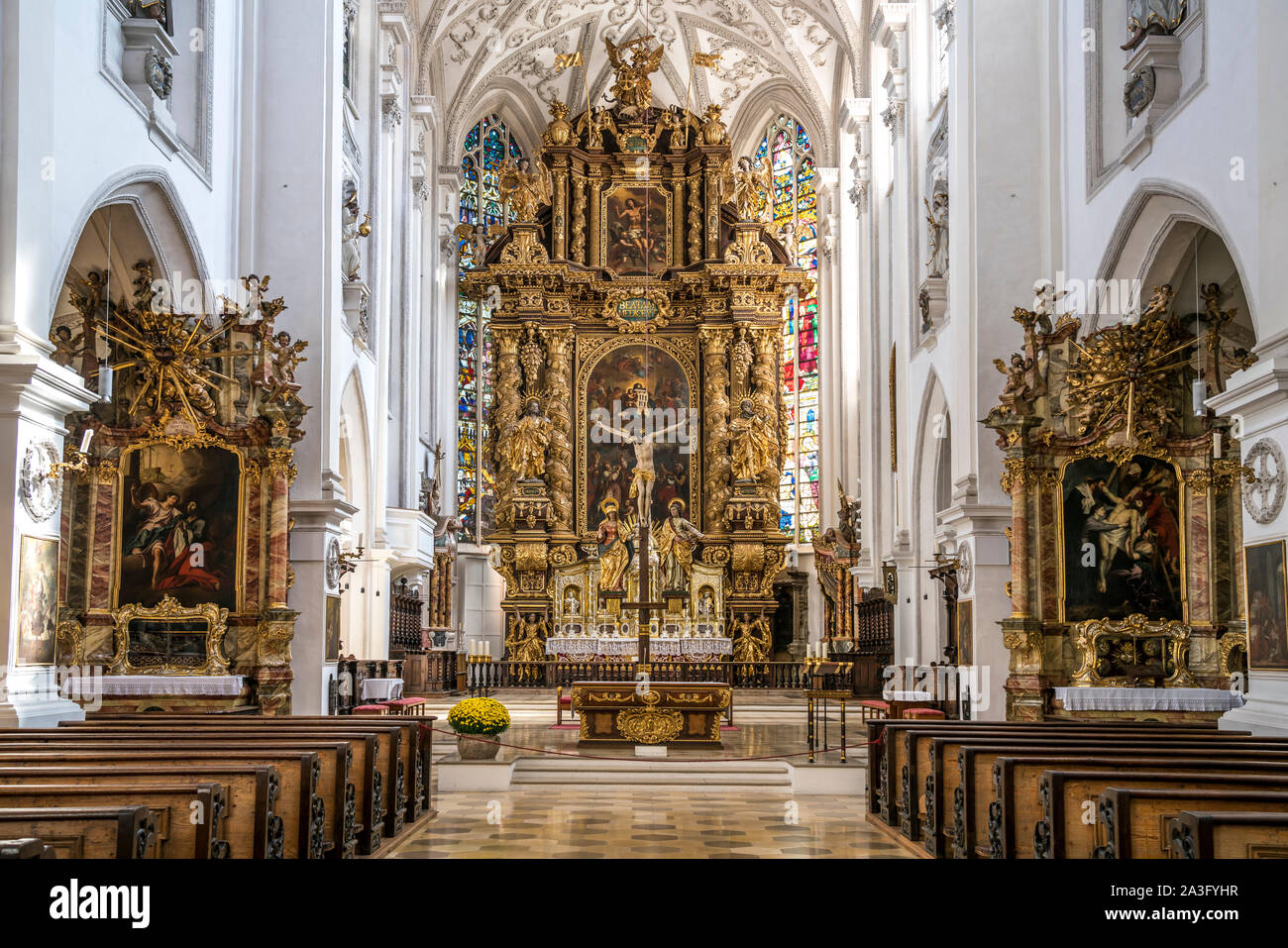 Innenraum und Altar der Stadtpfarrkirche Mariä Himmelfahrt, Landsberg ...