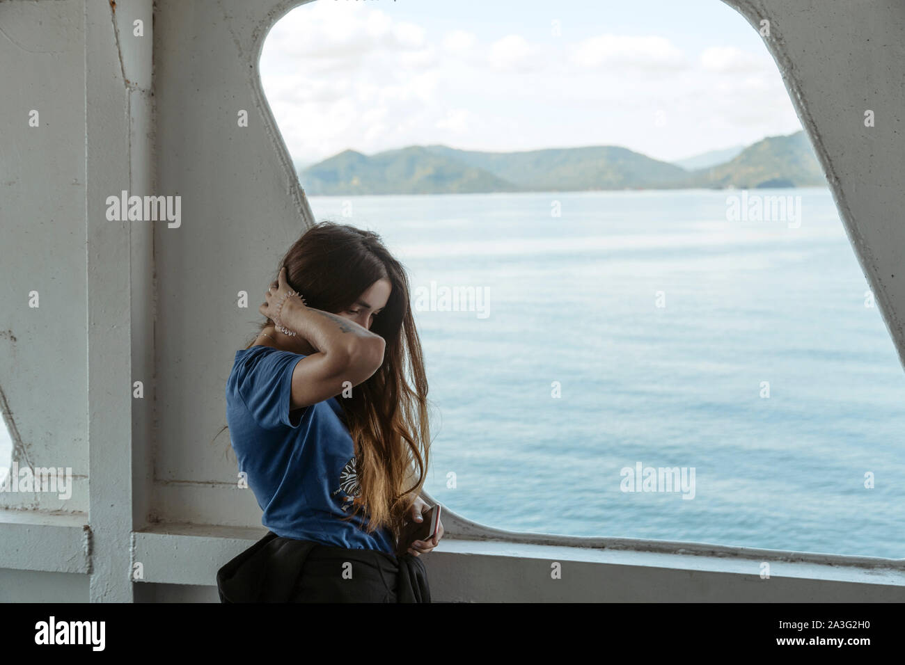 Frauen schauen aus dem fenster -Fotos und -Bildmaterial in hoher ...
