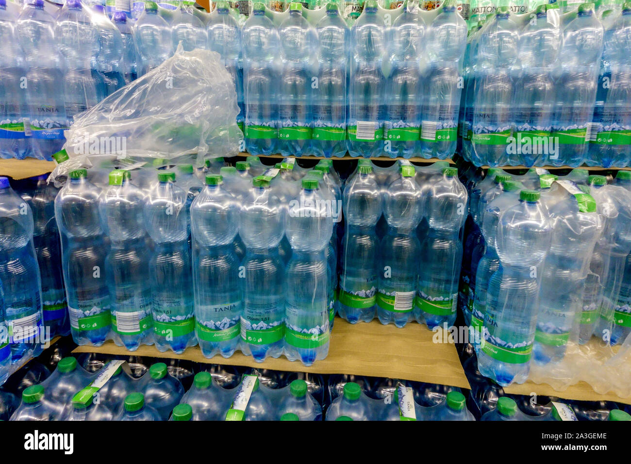 Bottled water and supermarket -Fotos und -Bildmaterial in hoher ...