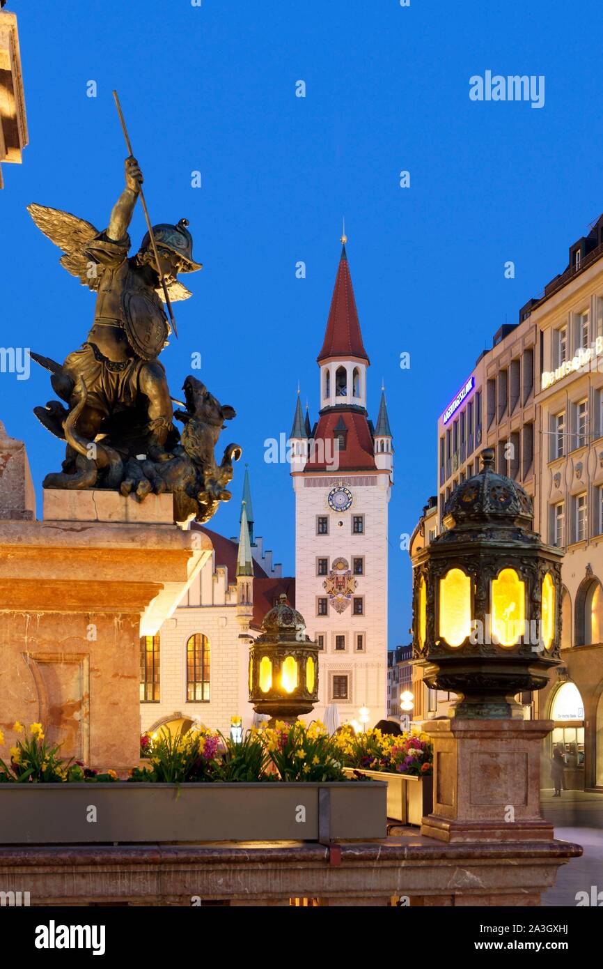 Deutschland, Bayern, München, Marienplatz, Brunnen mit Mariensäule ... Deutschland, Bayern, München, Marienplatz, Brunnen mit Mariensäule ...