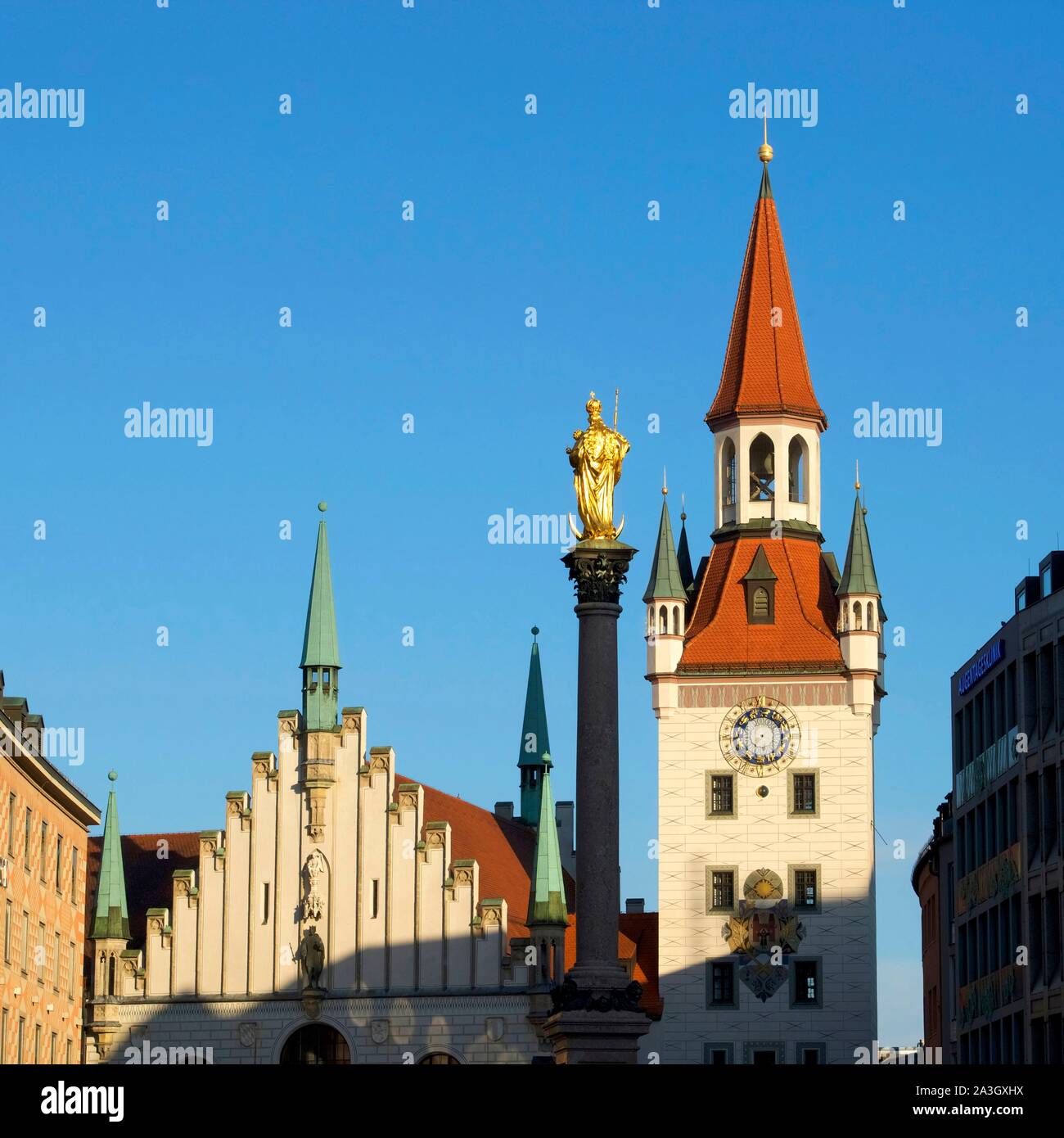 Deutschland, Bayern, München, Marienplatz, Brunnen mit Mariensäule ... Deutschland, Bayern, München, Marienplatz, Brunnen mit Mariensäule ...