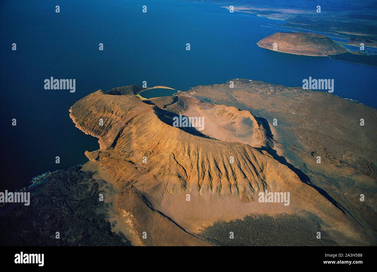 Kenia, Rift Valley, Lake Turkana, Teleki Vulkan aus der Luft betrachtet ...