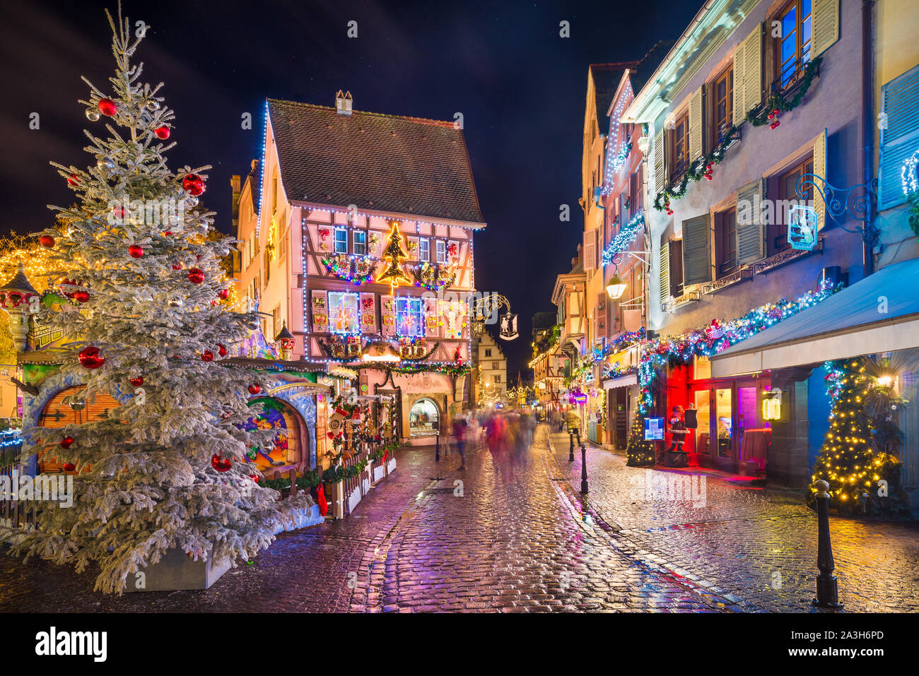 Altstadt von Colmar mit Weihnachtsschmuck, Elsass, Frankreich ...
